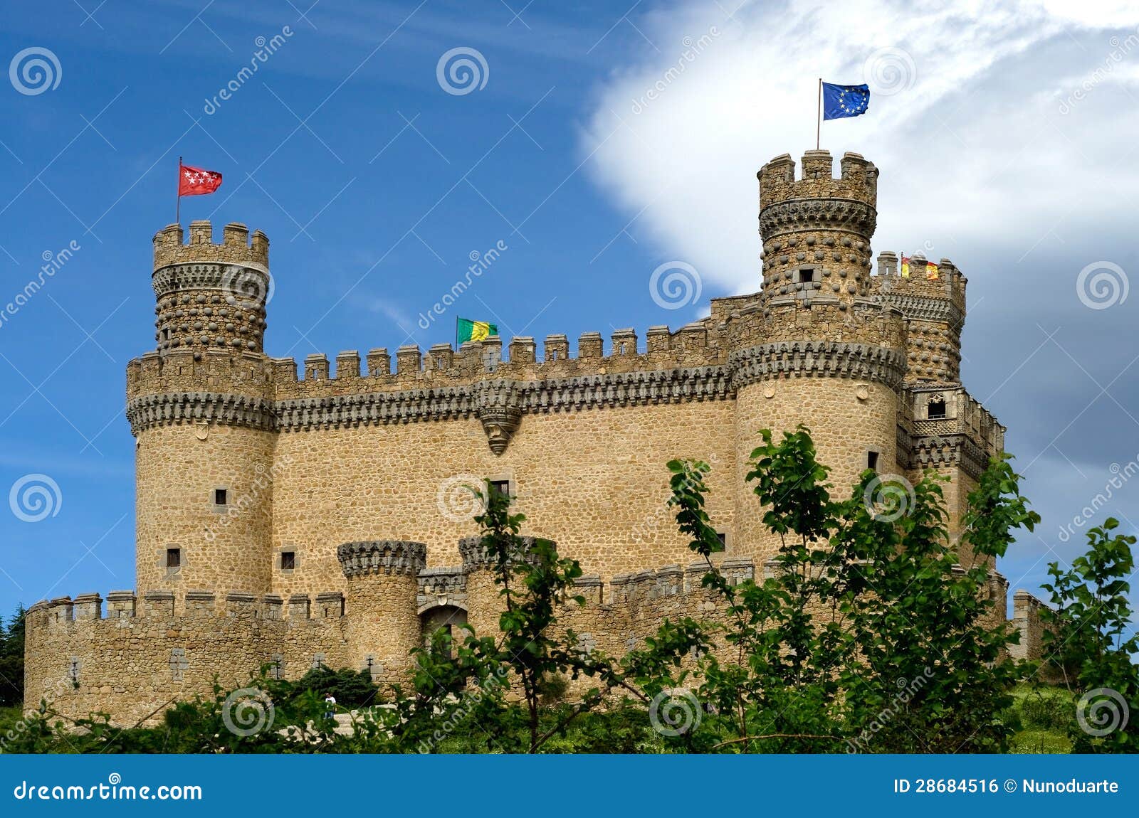 Castillo medieval foto de archivo. Imagen de azul, edificio - 28684516