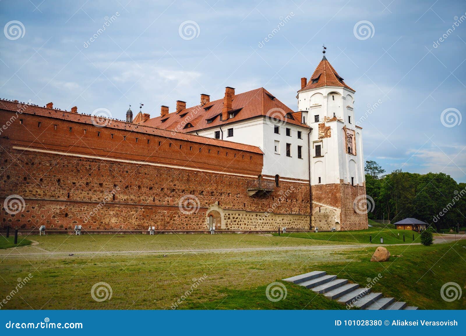 Castillo medieval antiguo imagen editorial. Imagen de antiguo - 101028380