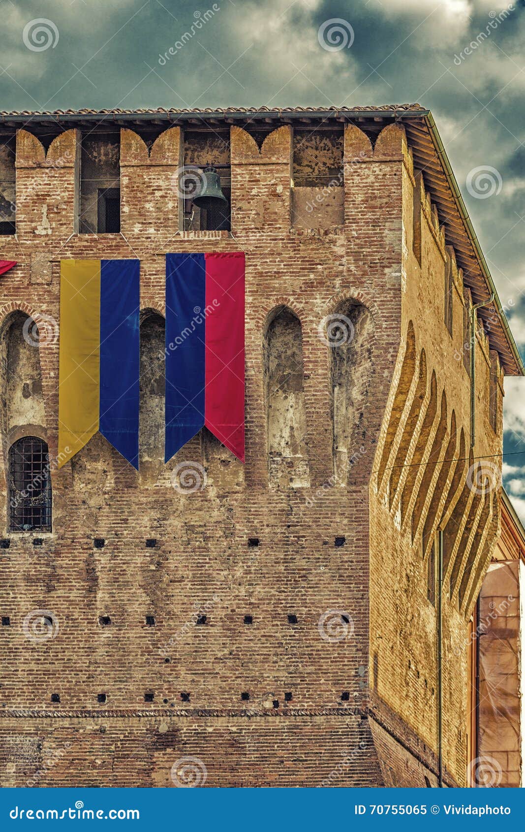 Castillo Medieval Con Las Banderas Imagen de archivo - Imagen de ...