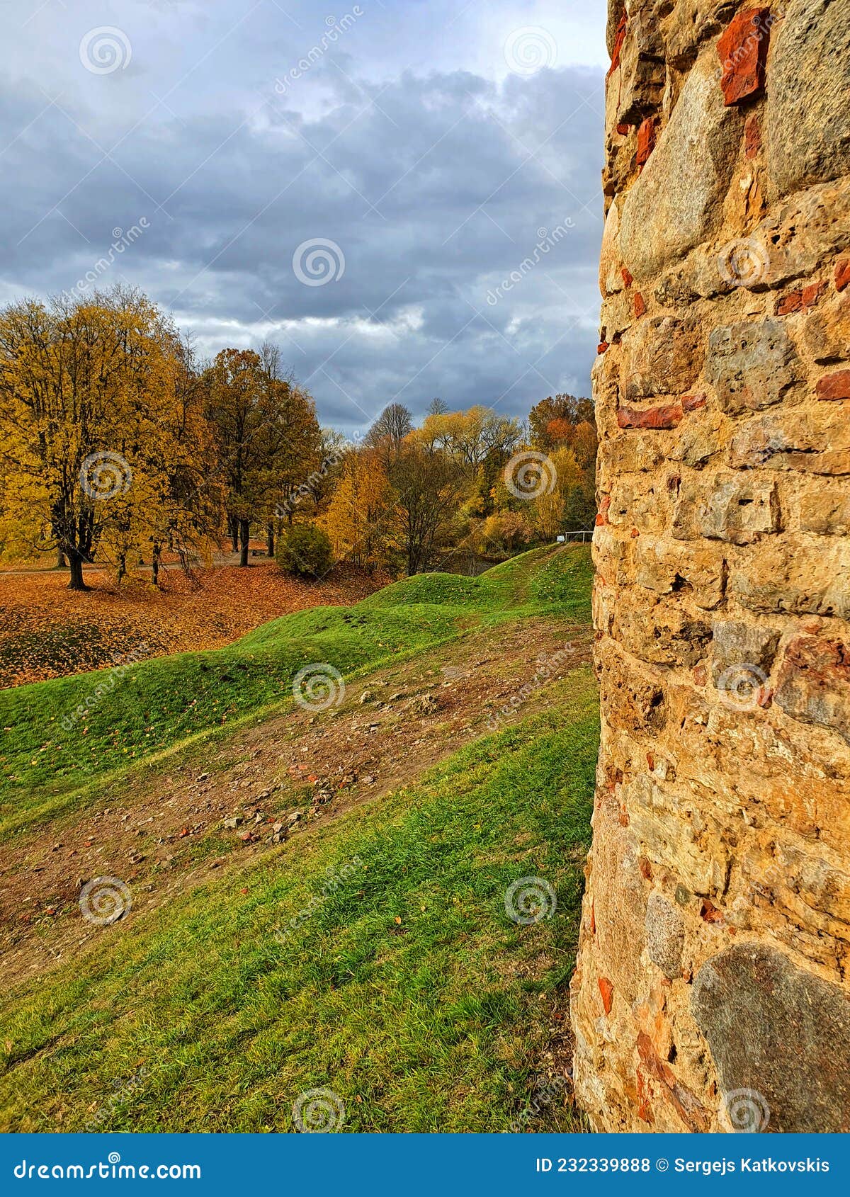 Castillo Medieval En El Casco Antiguo Foto de archivo - Imagen de cielo ...