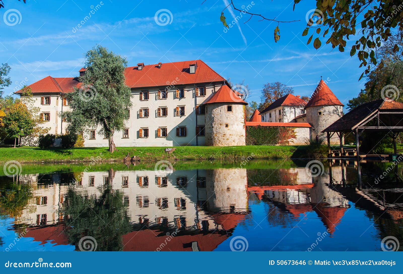 Castillo Otocec, Eslovenia foto de archivo. Imagen de hotel - 50673646