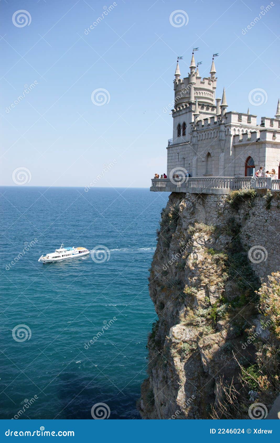 Castillo, roca, nave y mar foto de archivo. Imagen de acantilado - 2246024