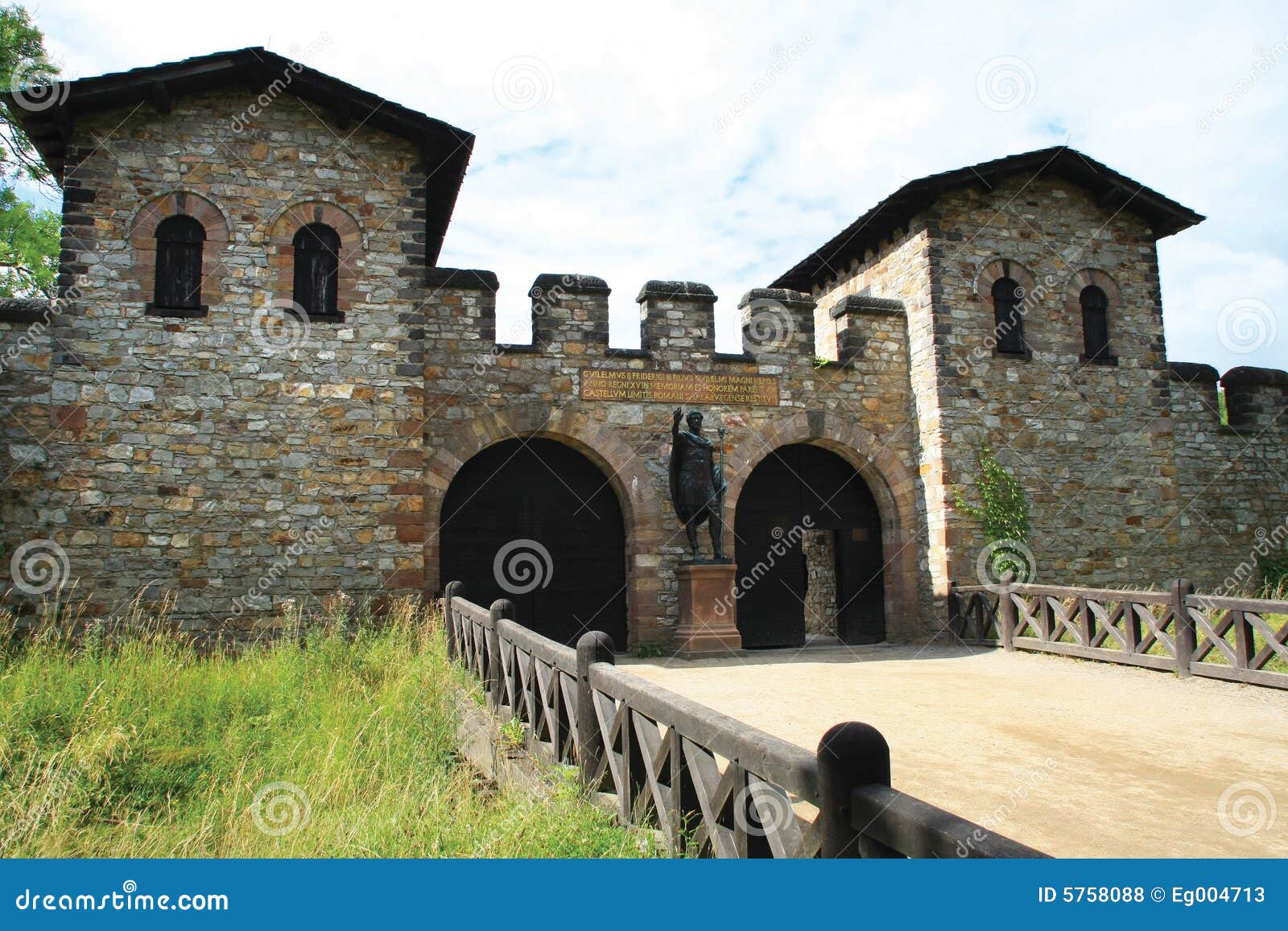 Castillo romano Saalburg foto de archivo. Imagen de azul - 5758088