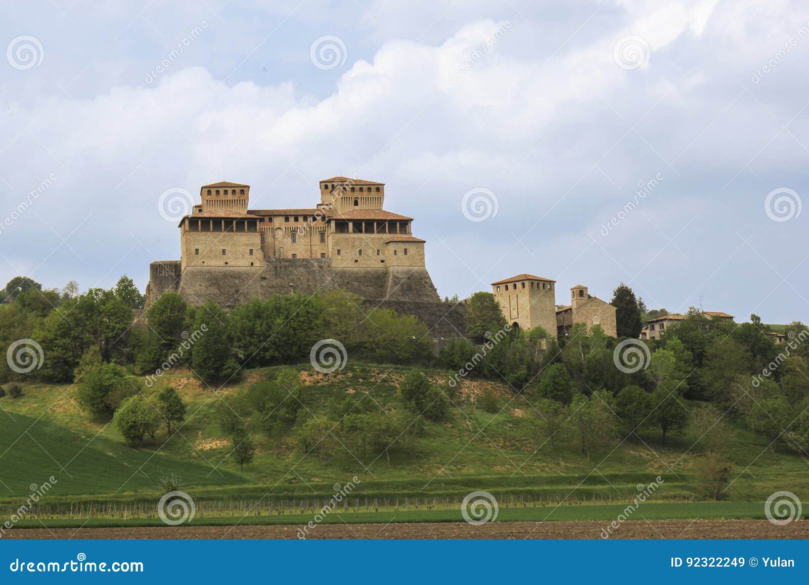 Castillo Torrechiara, Italia Imagen de archivo - Imagen de ciudad ...