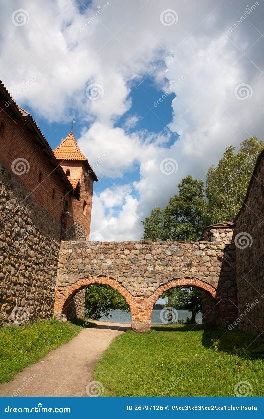 Castillo Trakai foto de archivo. Imagen de cielo, hierba - 26797126