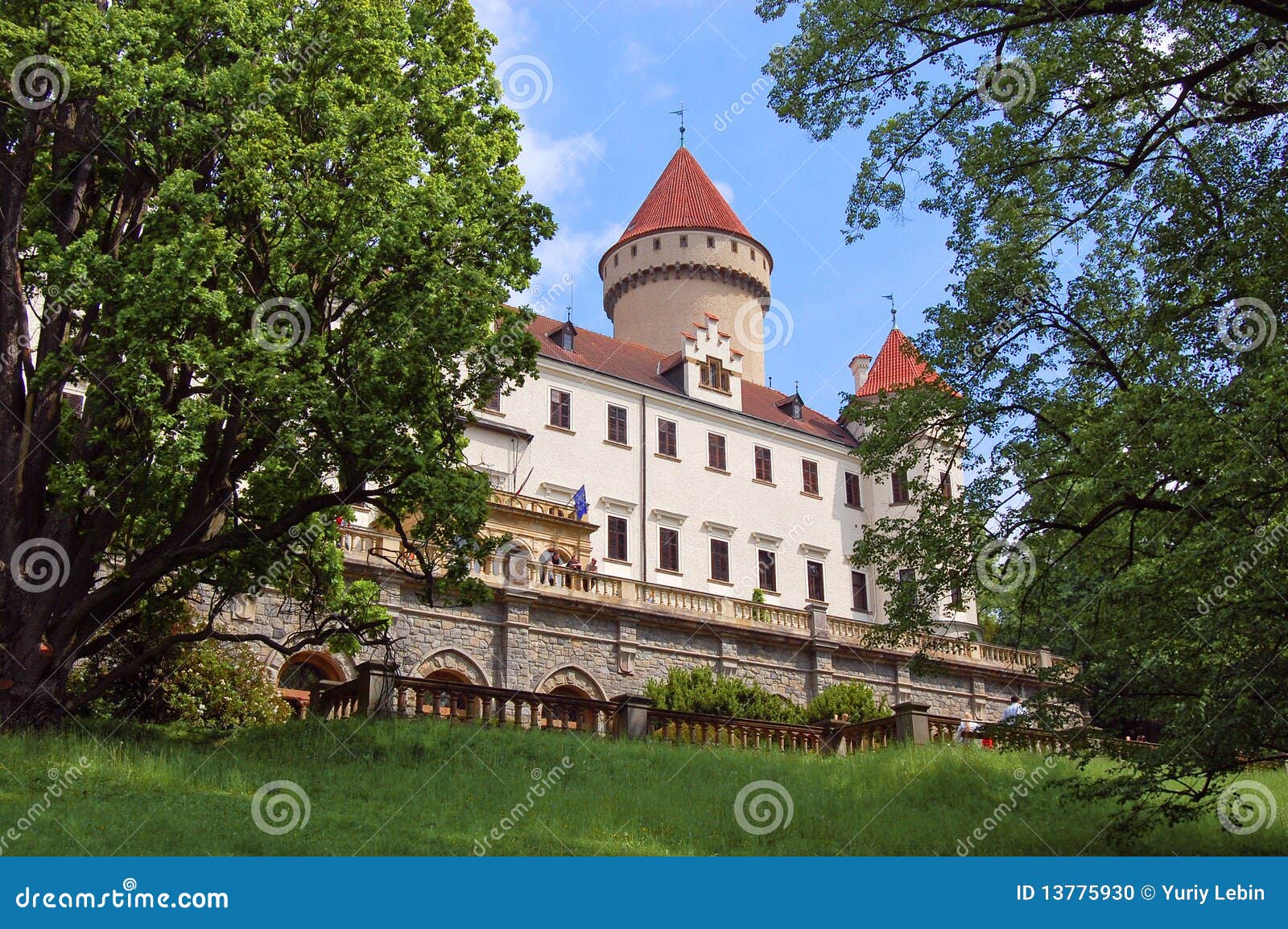 Castillo verde foto de archivo. Imagen de cielo, hierba - 13775930
