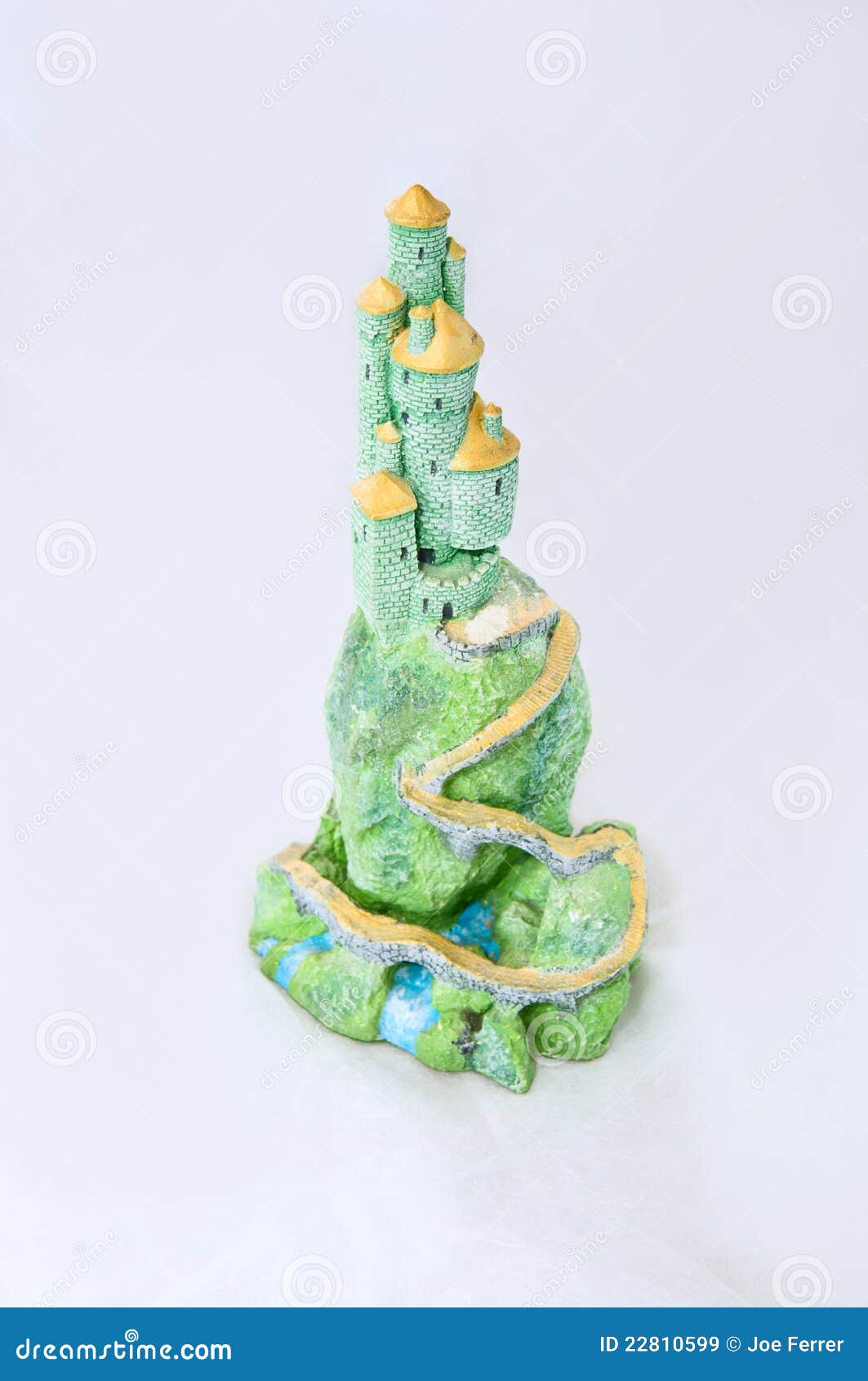 Castillo Verde En El Fondo Blanco Imagen de archivo - Imagen de verde ...