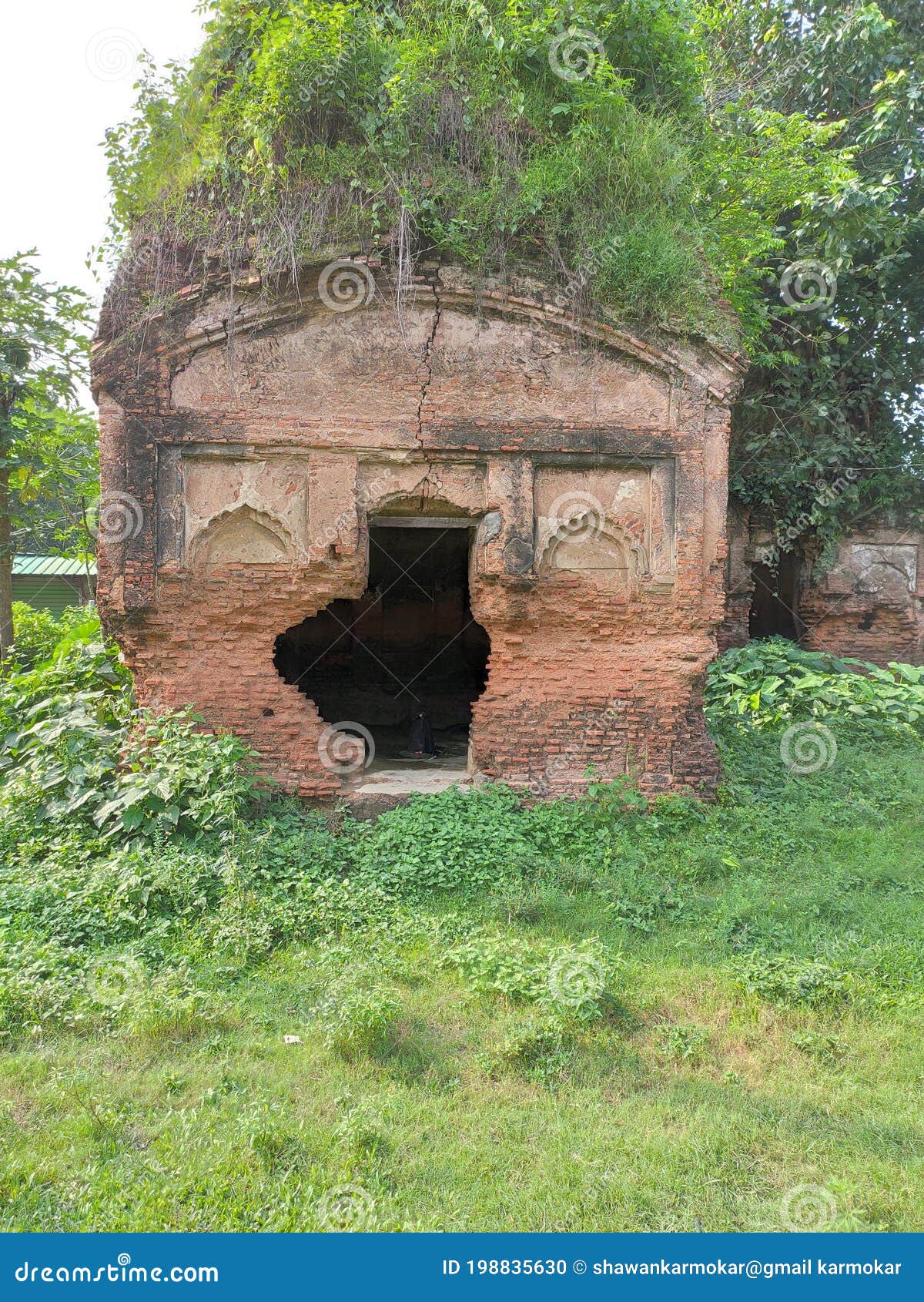 Castillo Verde Monumento Antiguo Cielo Foto de archivo - Imagen de ...