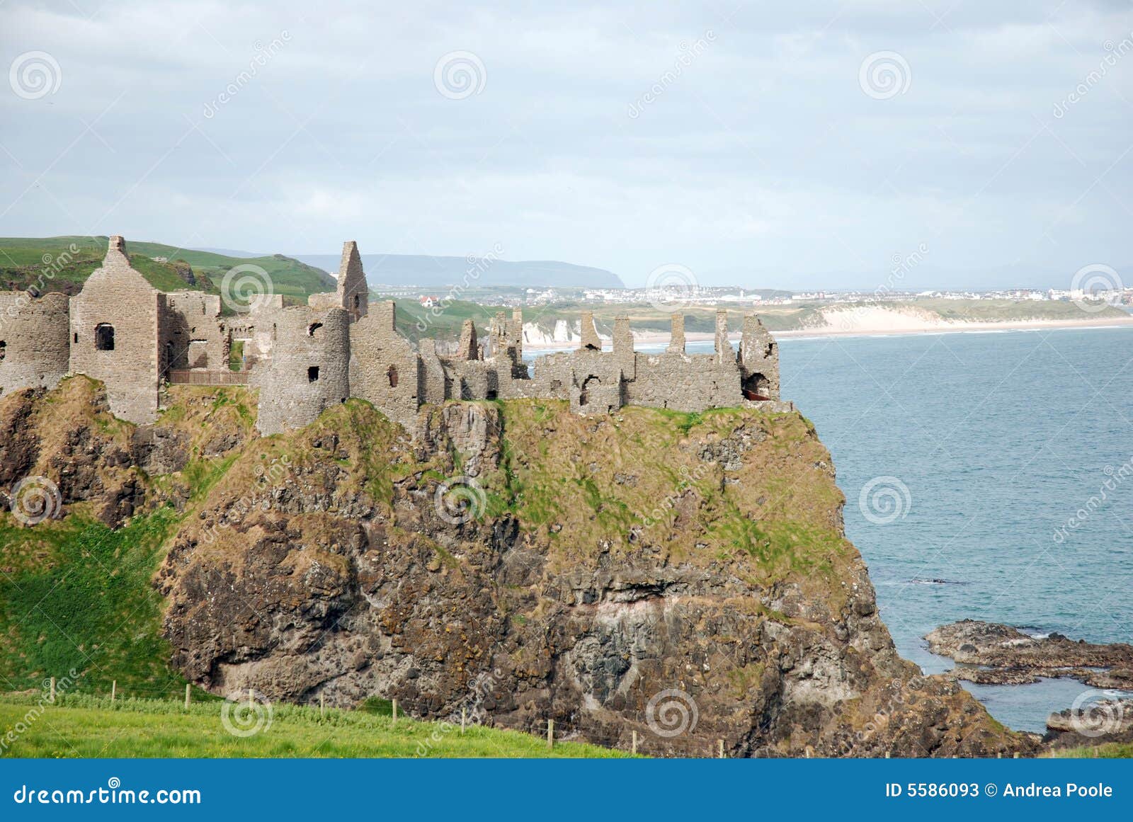 Castillo Y Portrush De Dunluce Imagen de archivo - Imagen de irlanda ...