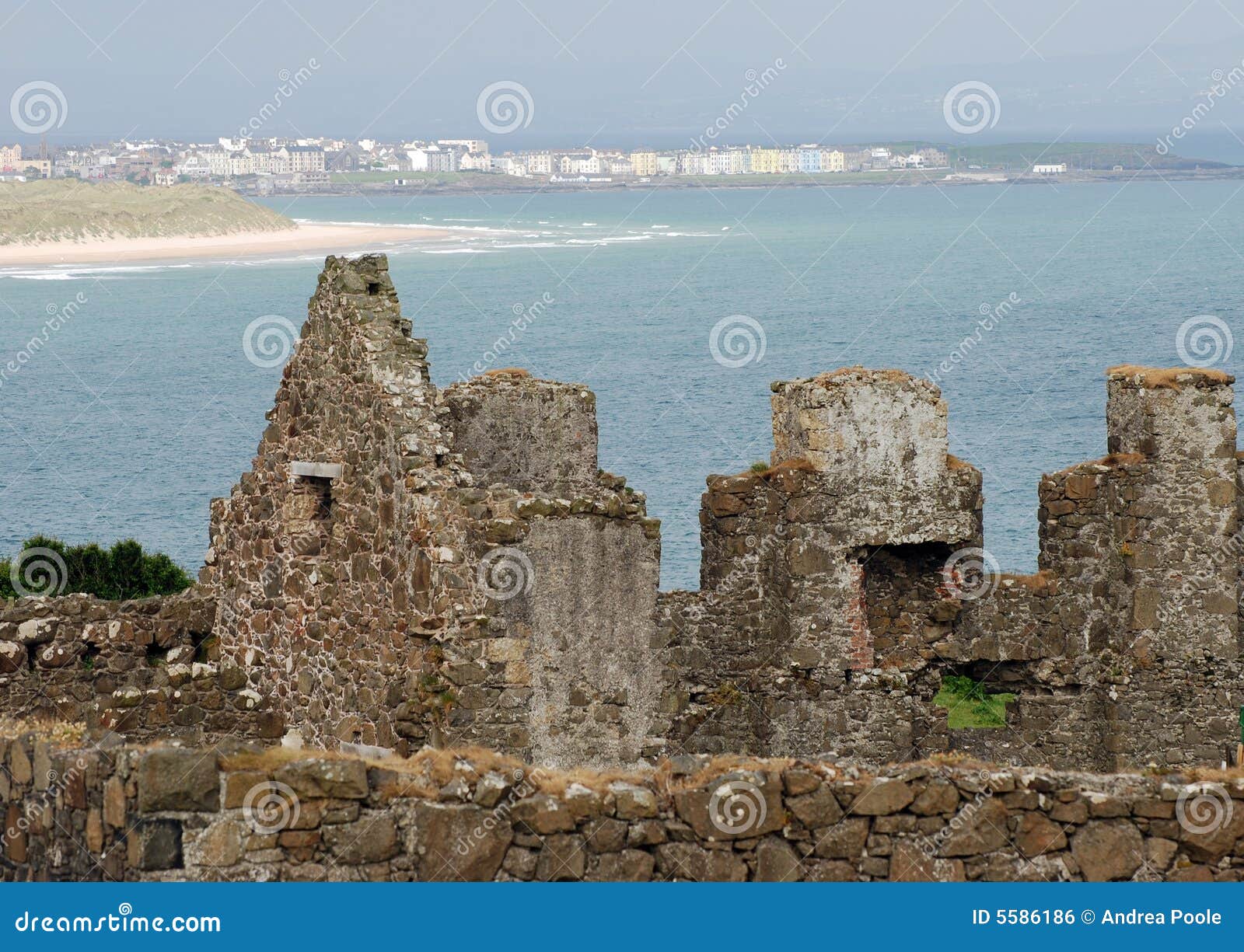 Castillo Y Portrush De Dunluce Foto de archivo - Imagen de recurso ...