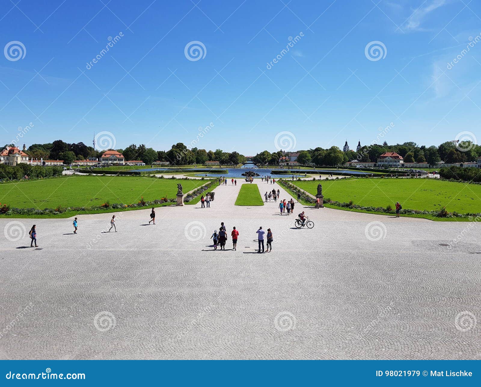 Castle front yard editorial stock image. Image of castlex27s - 98021979