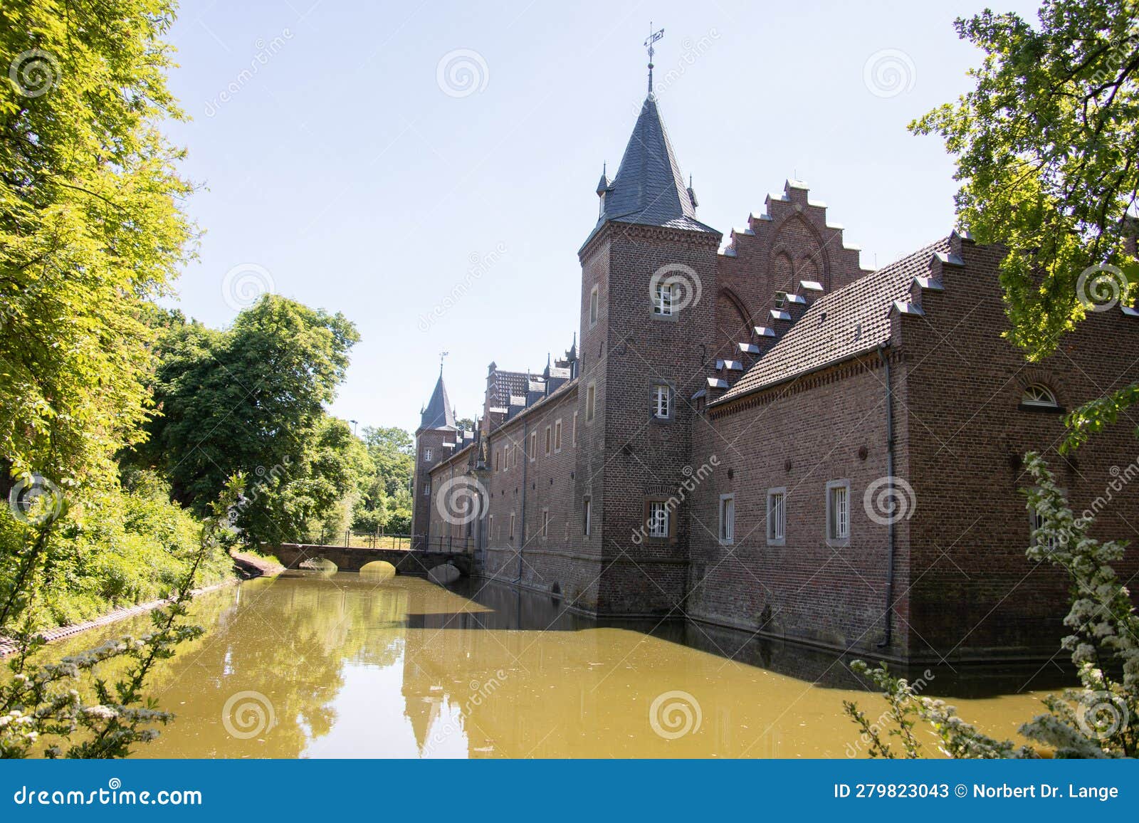 Castle Gracht stock image. Image of moat, impressive - 279823043