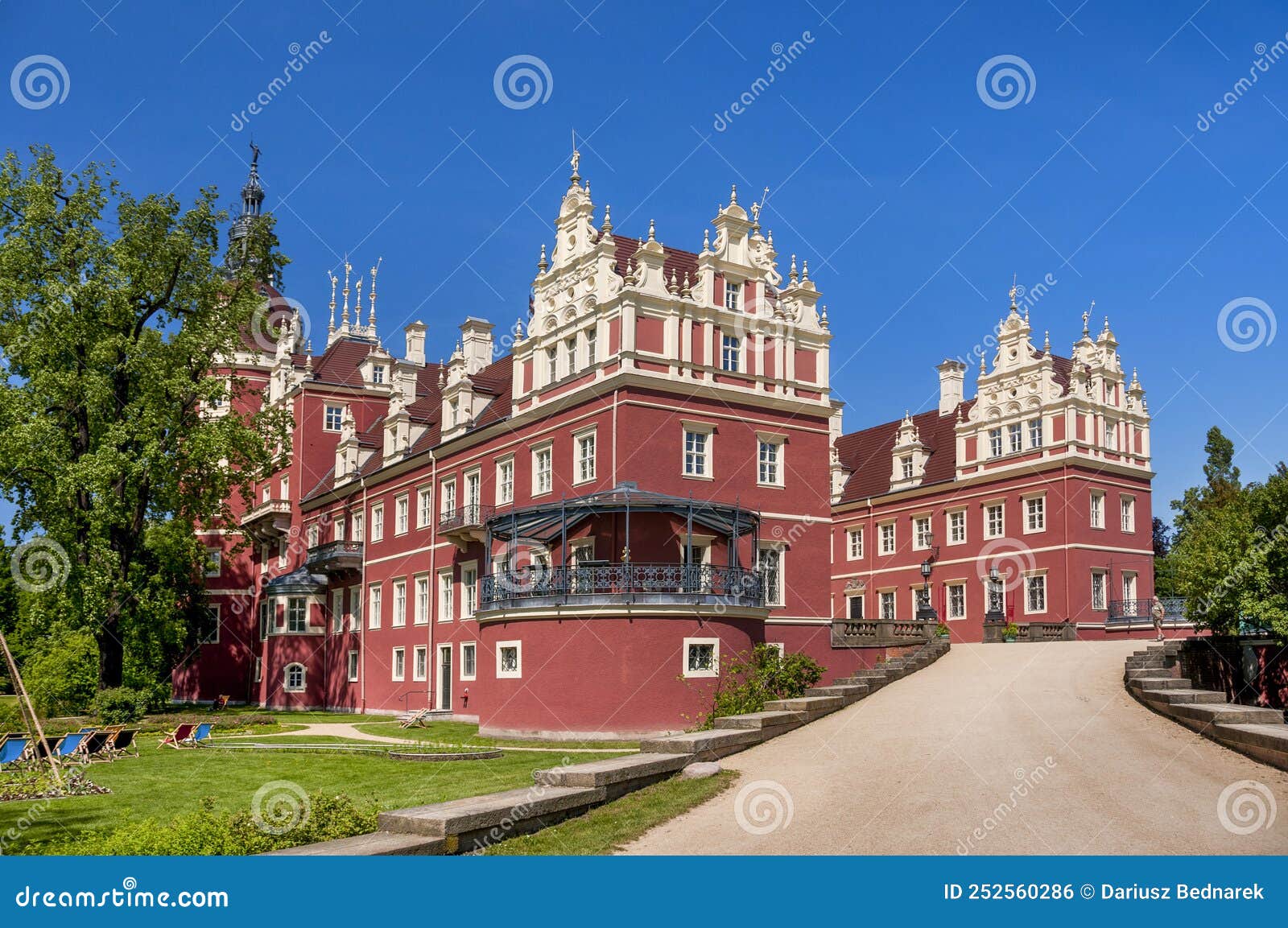 Castle in Muskauer park editorial photo. Image of tourism - 252560286