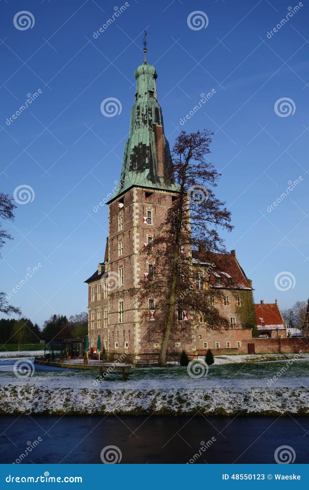 The castle of Raesfeld stock image. Image of muensterland - 48550123
