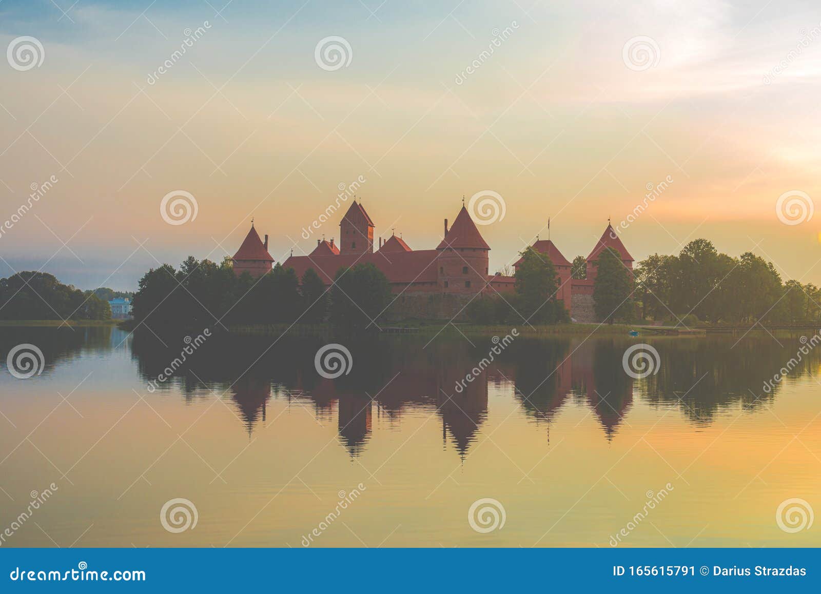 Castle reflection in water 库存图片. 图片 包括有 宫殿, 立陶宛, 神秘 - 165615791