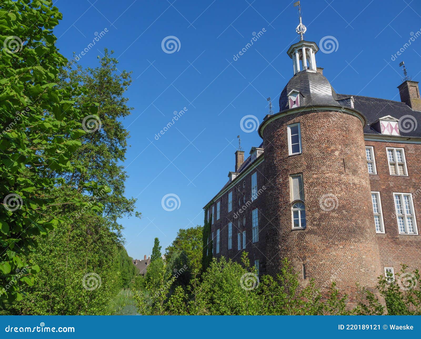The castle of Ringenberg editorial photo. Image of tree - 220189121