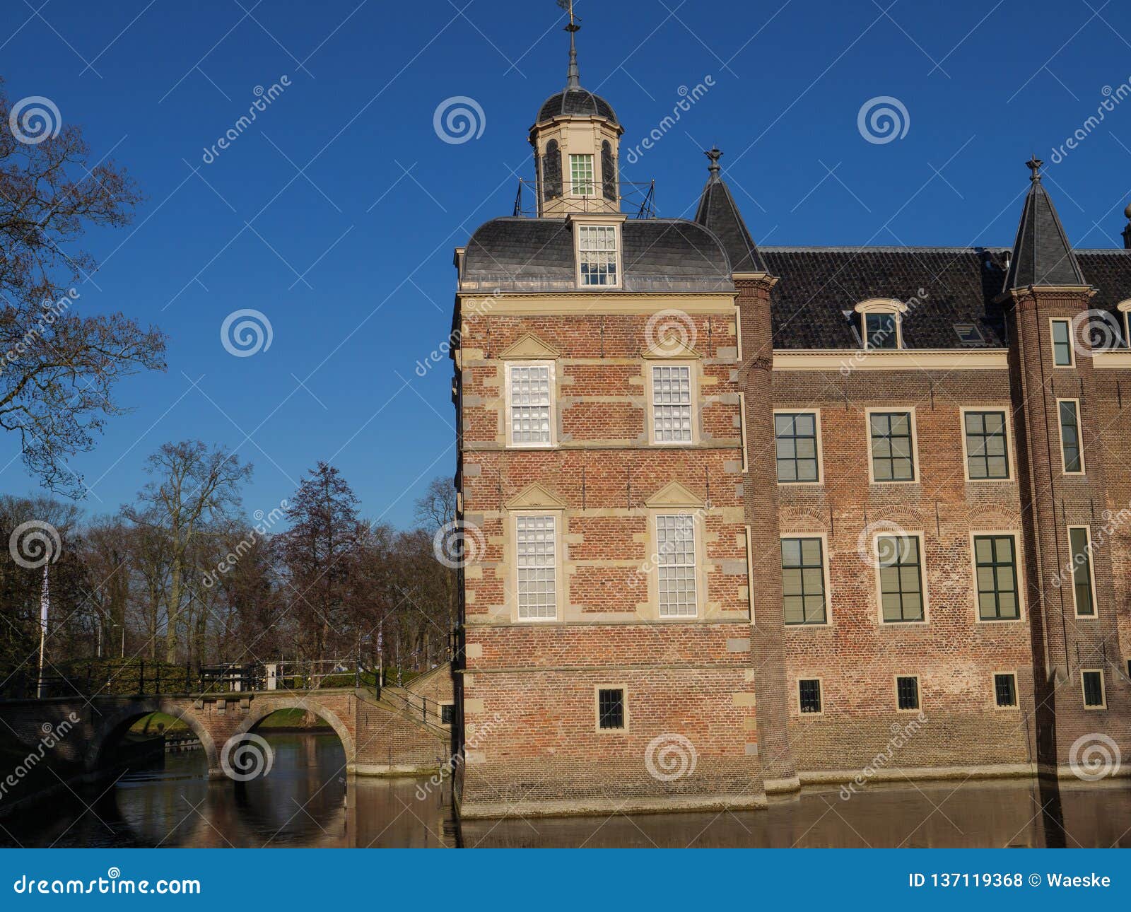 The Castle of Ruurlo in the Netherlands Stock Photo - Image of green ...