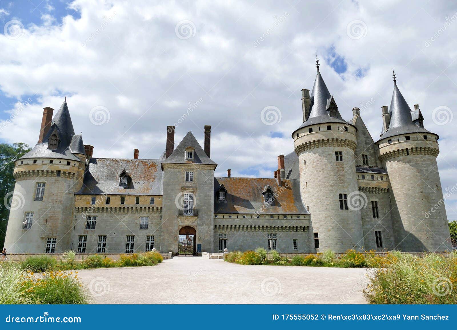 The Castle of Sully-sur-Loire Stock Photo - Image of maximilien, river ...