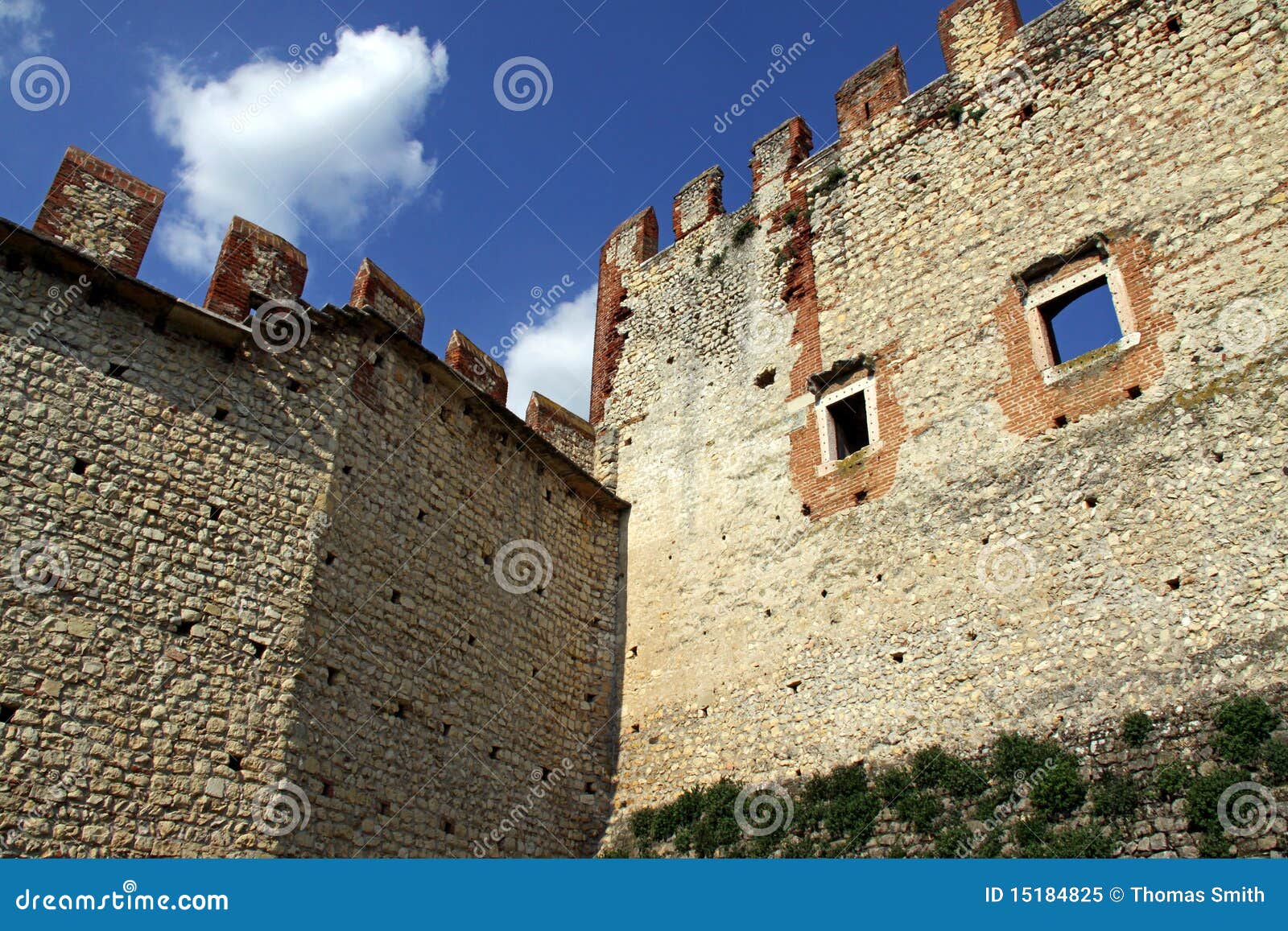 Castle Wall and Battlements Stock Image - Image of fortify, soave: 15184825