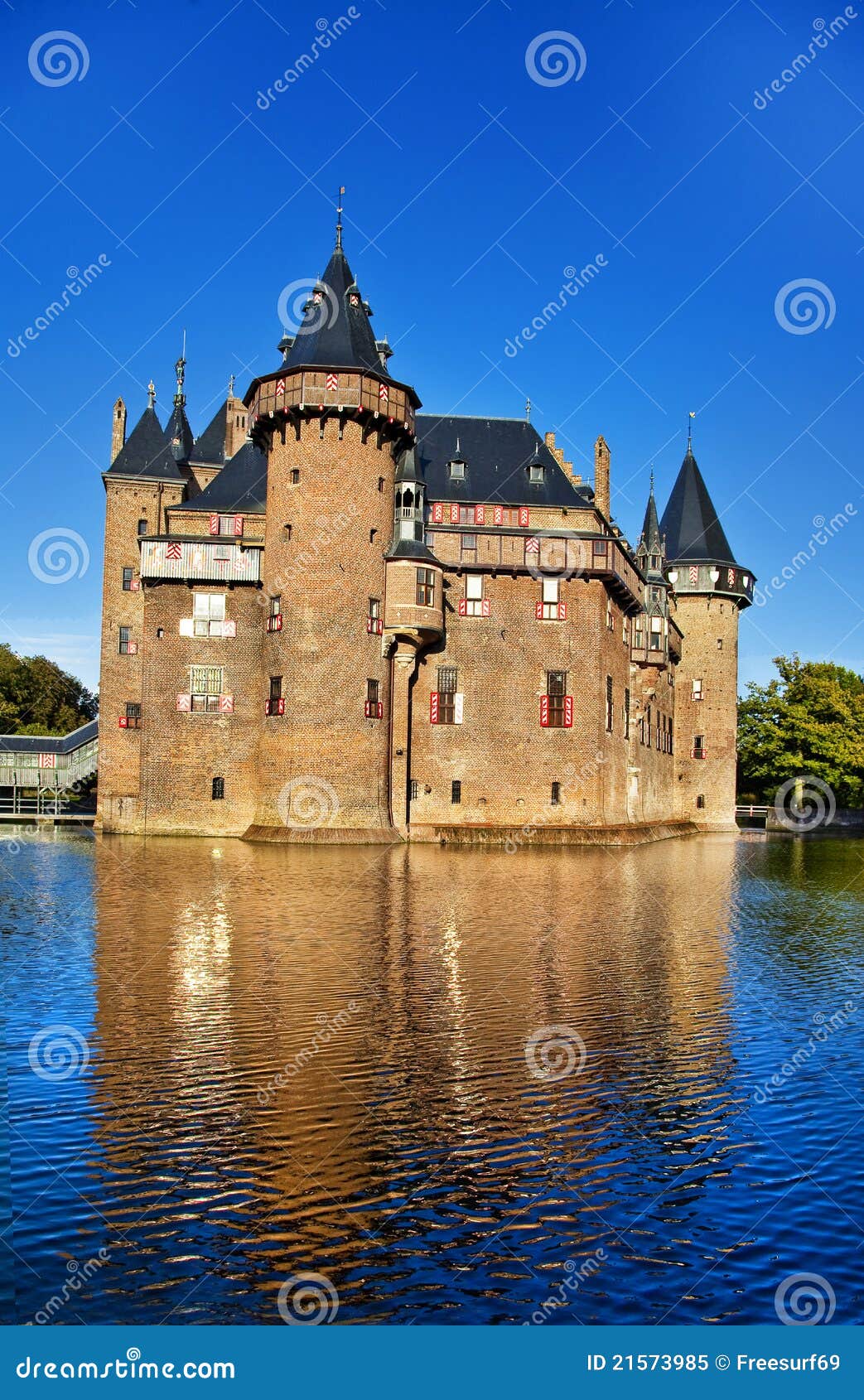 Castle On Water Editorial Image - Image: 21573985