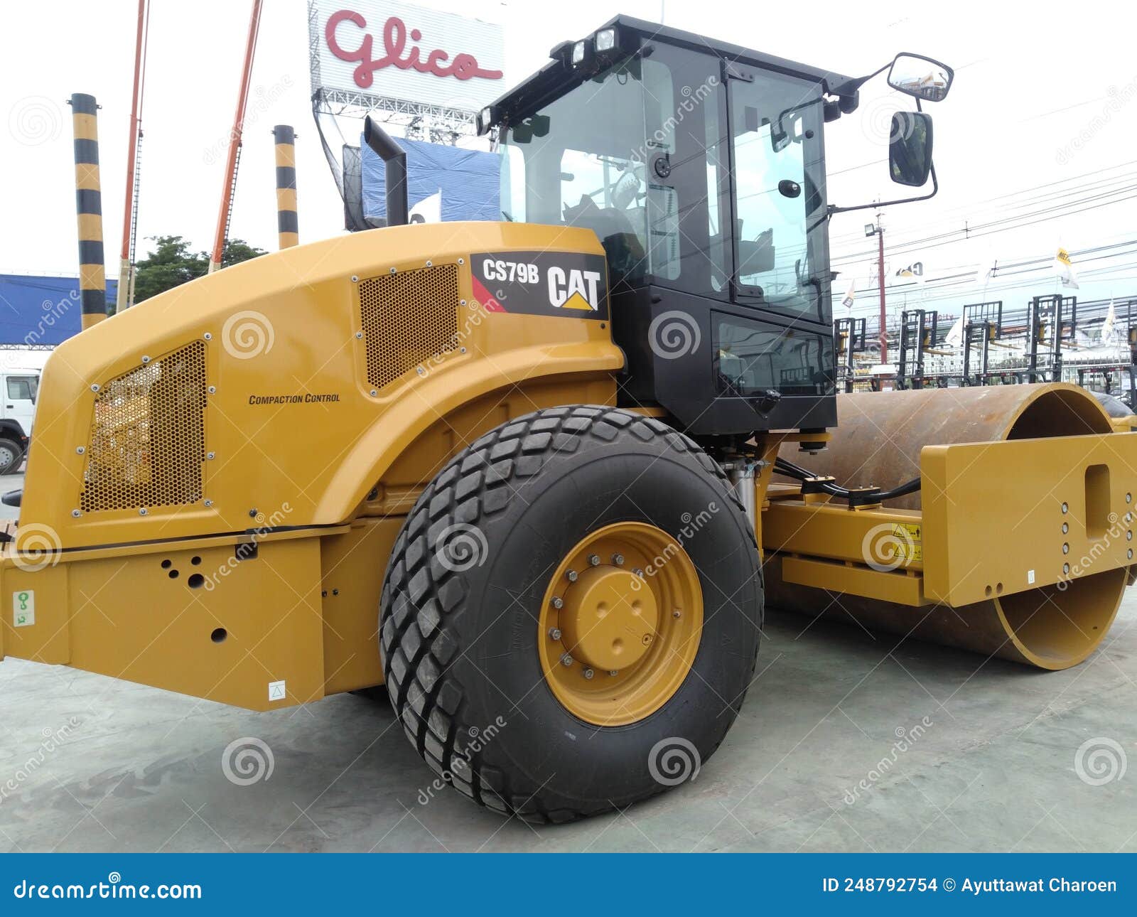 CAT CS79B VIBRATORY SOIL COMPACTOR Editorial Stock Image - Image of ...