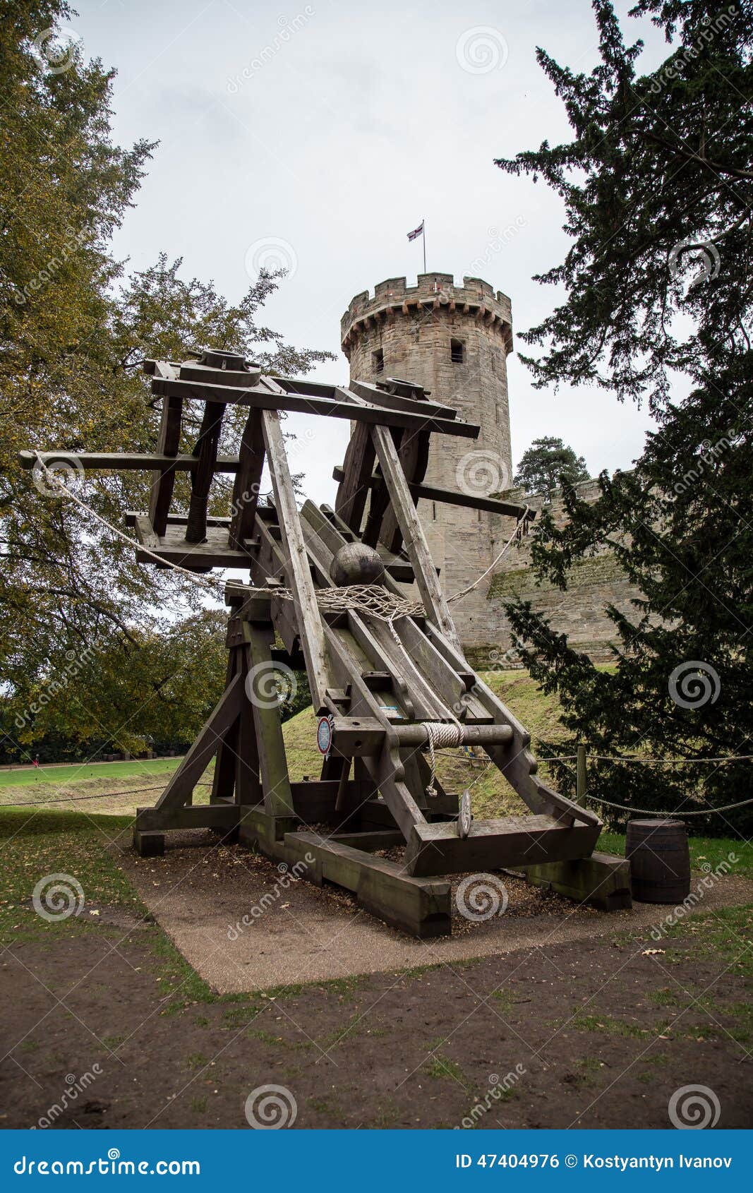 Catapult in Warwick Castle stock photo. Image of kingdom - 47404976