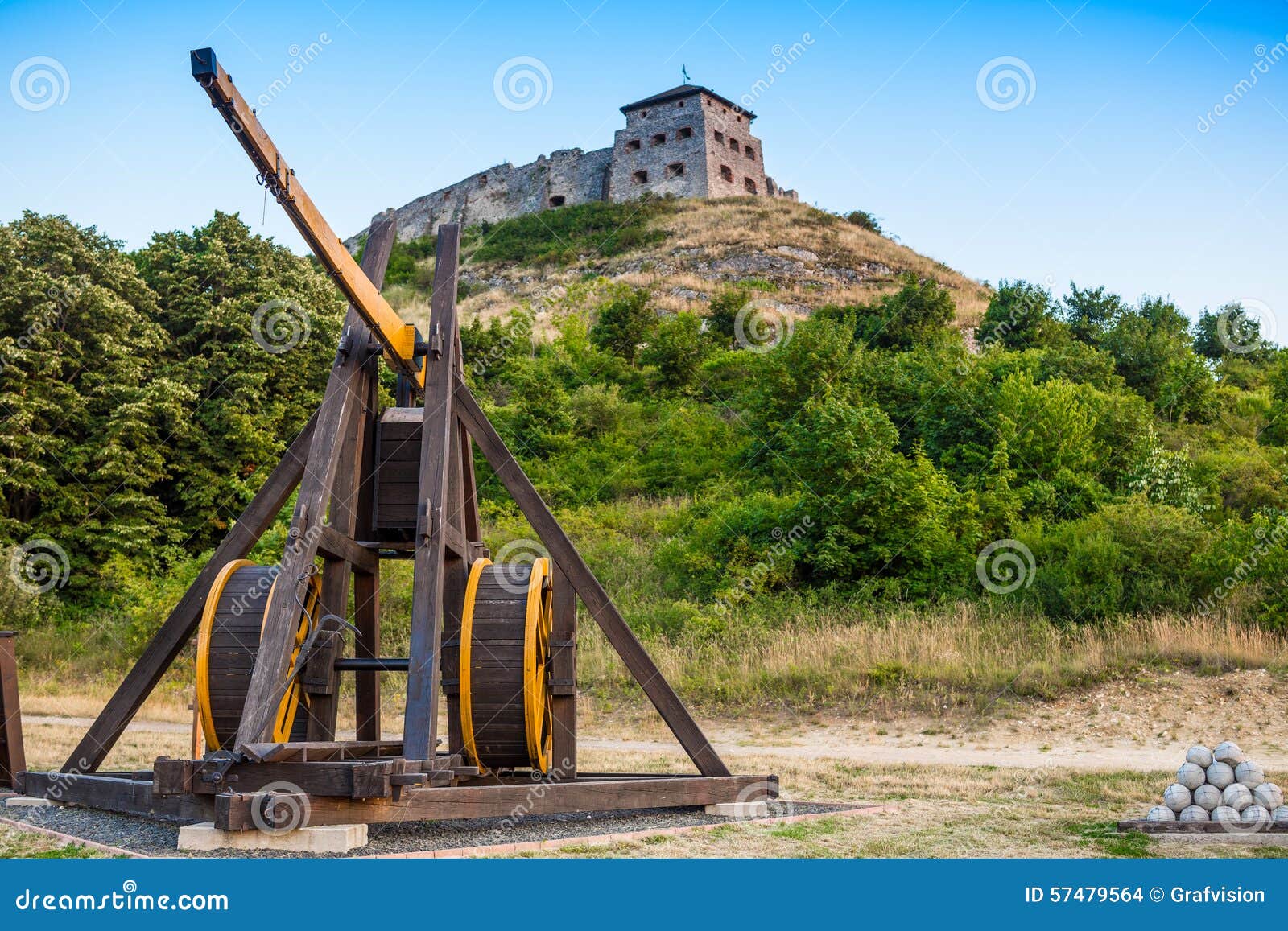 Catapulta Medieval De Madera Foto de archivo - Imagen de pared, roca ...