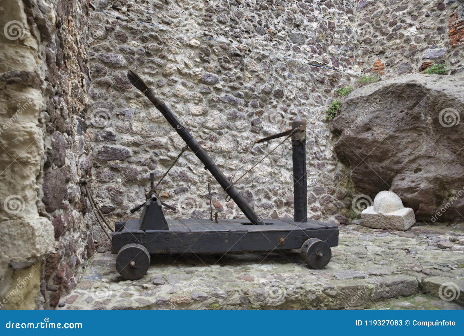 Catapulta Vieja Con Las Piedras Como Arma Vieja Imagen de archivo ...