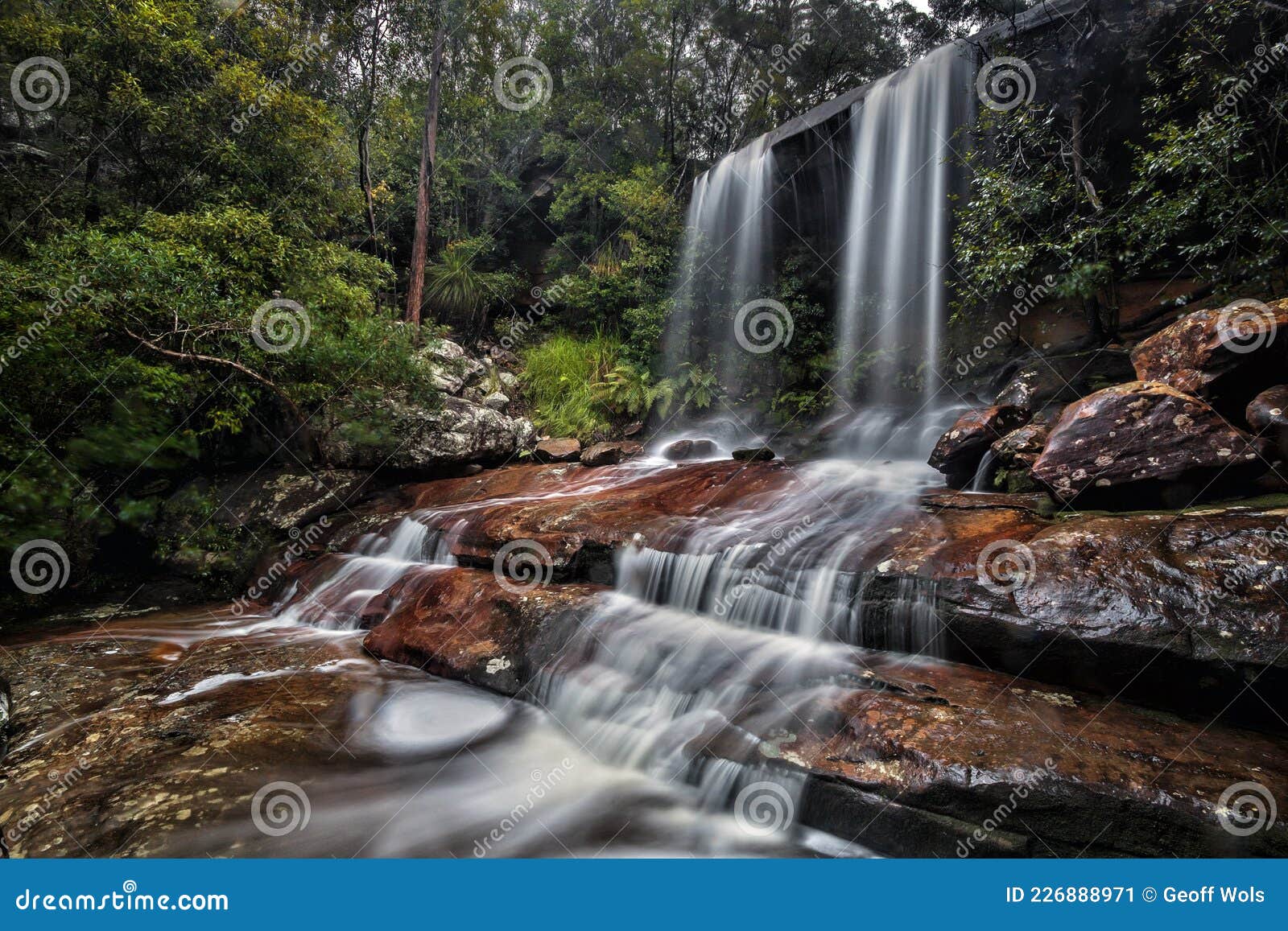 Catarata En La Selva En Patonga Imagen de archivo - Imagen de flujo ...