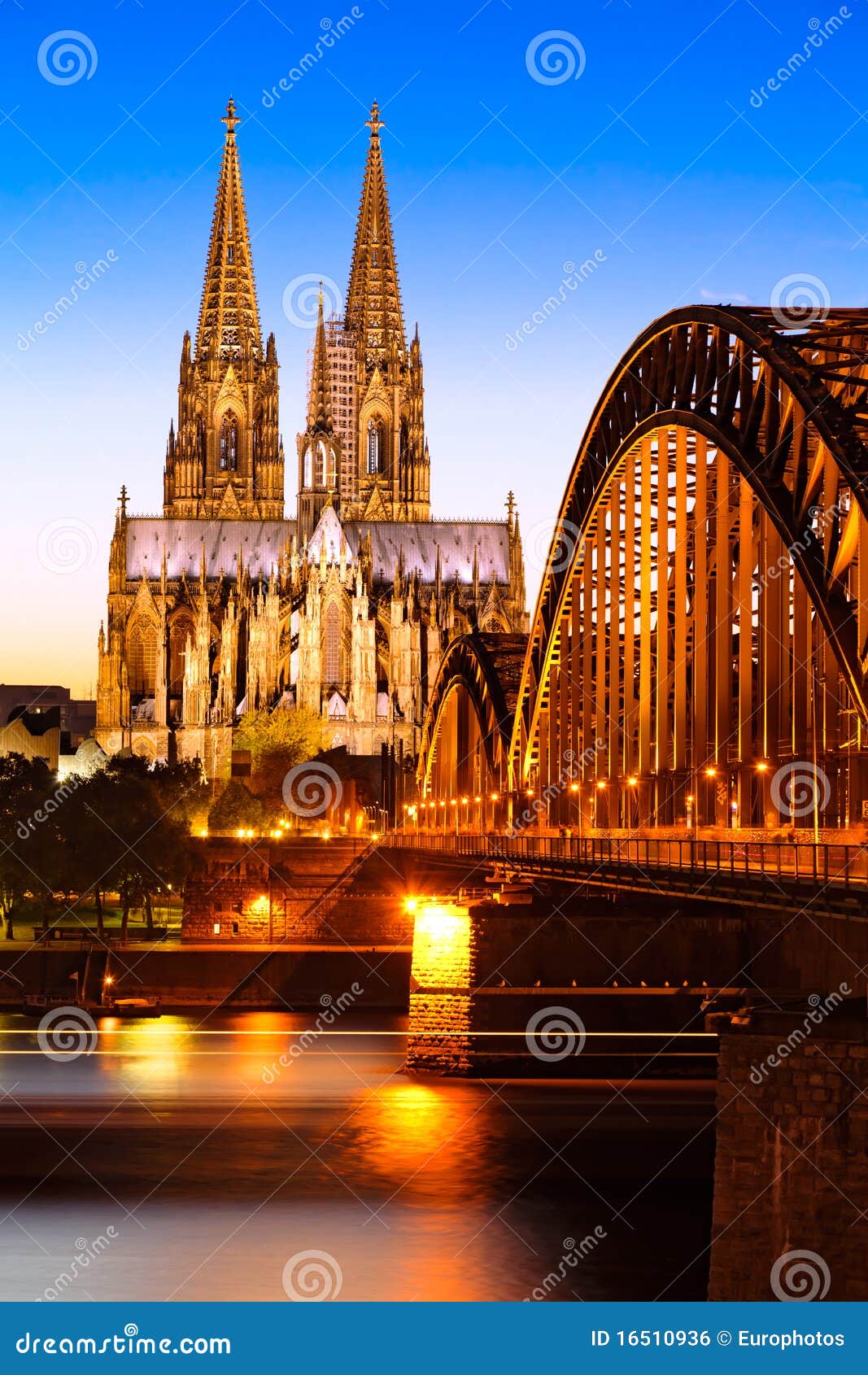 Catedral de Colonia foto de archivo. Imagen de espacio - 16510936