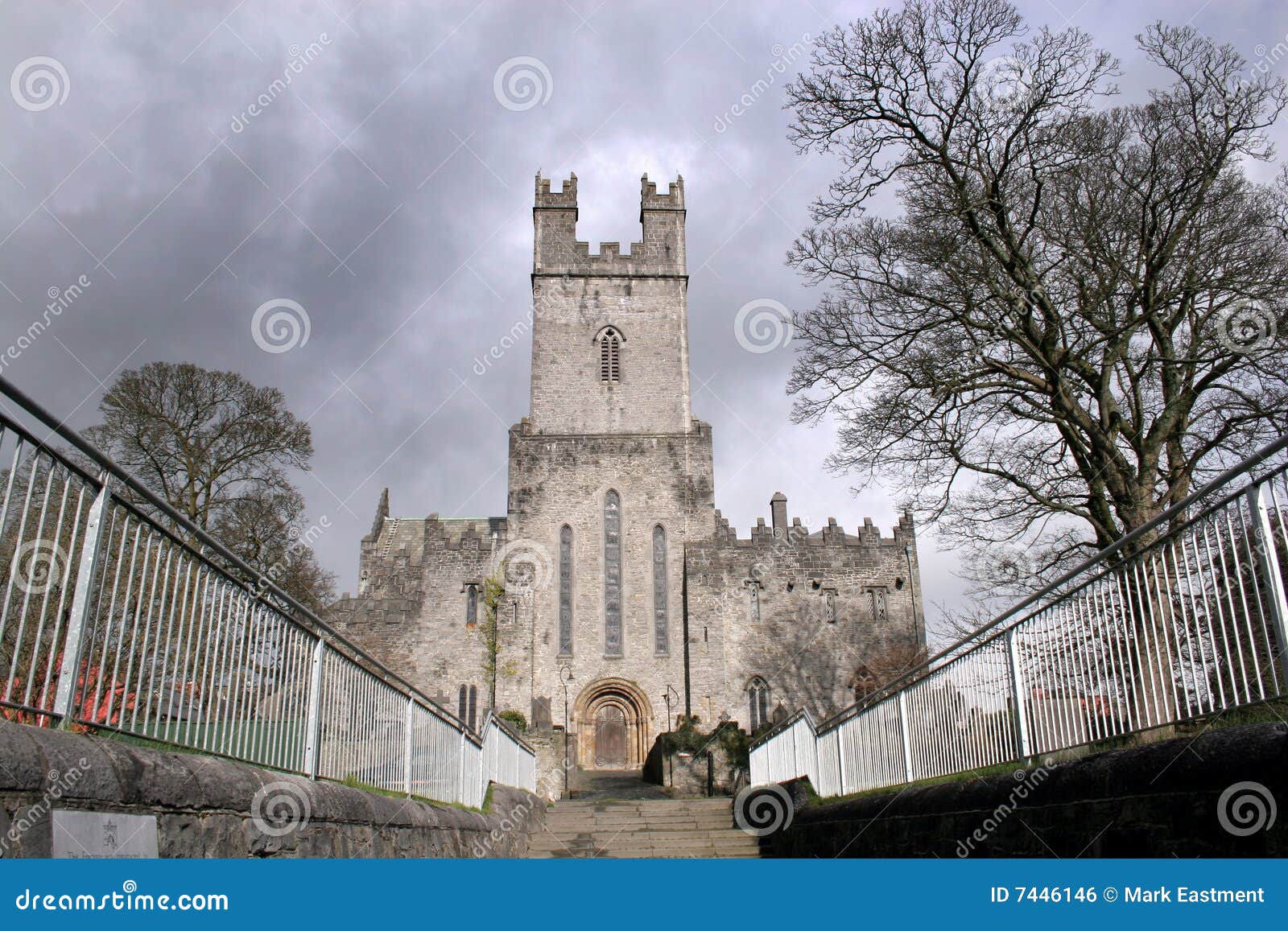 Catedral de la quintilla foto de archivo. Imagen de asustadizo - 7446146