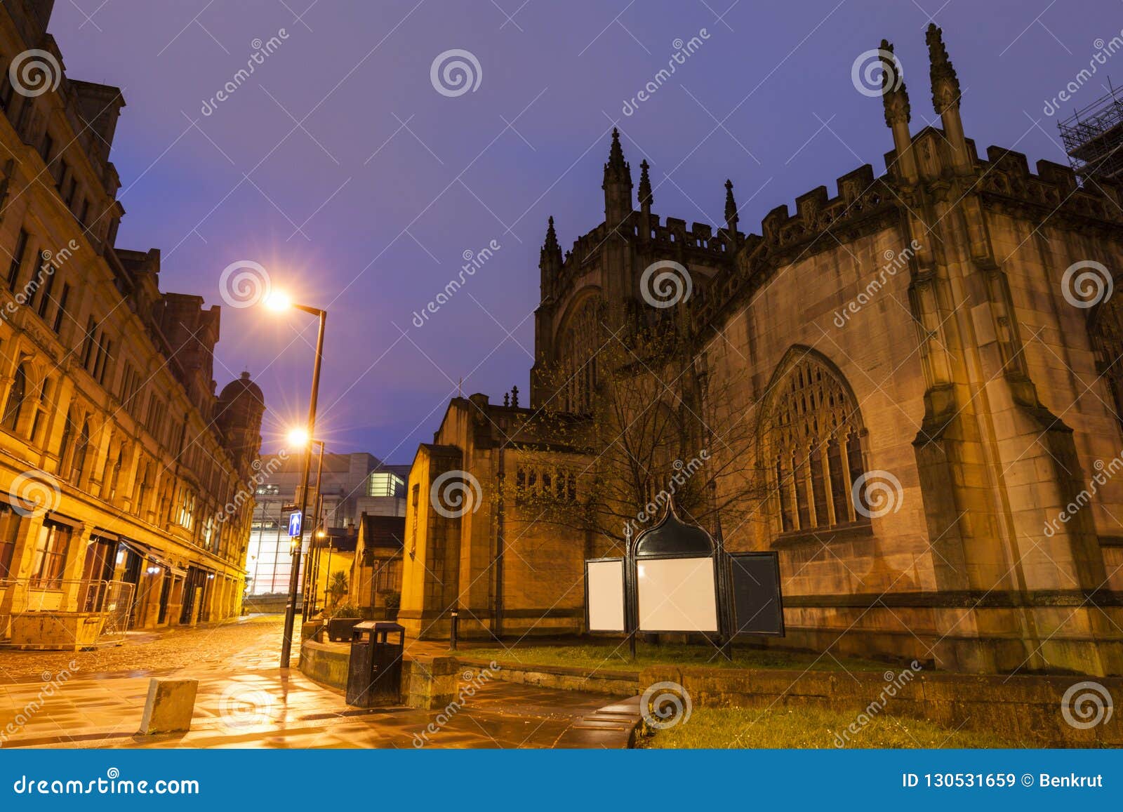 Catedral De Manchester En La Noche Imagen de archivo - Imagen de mojado ...