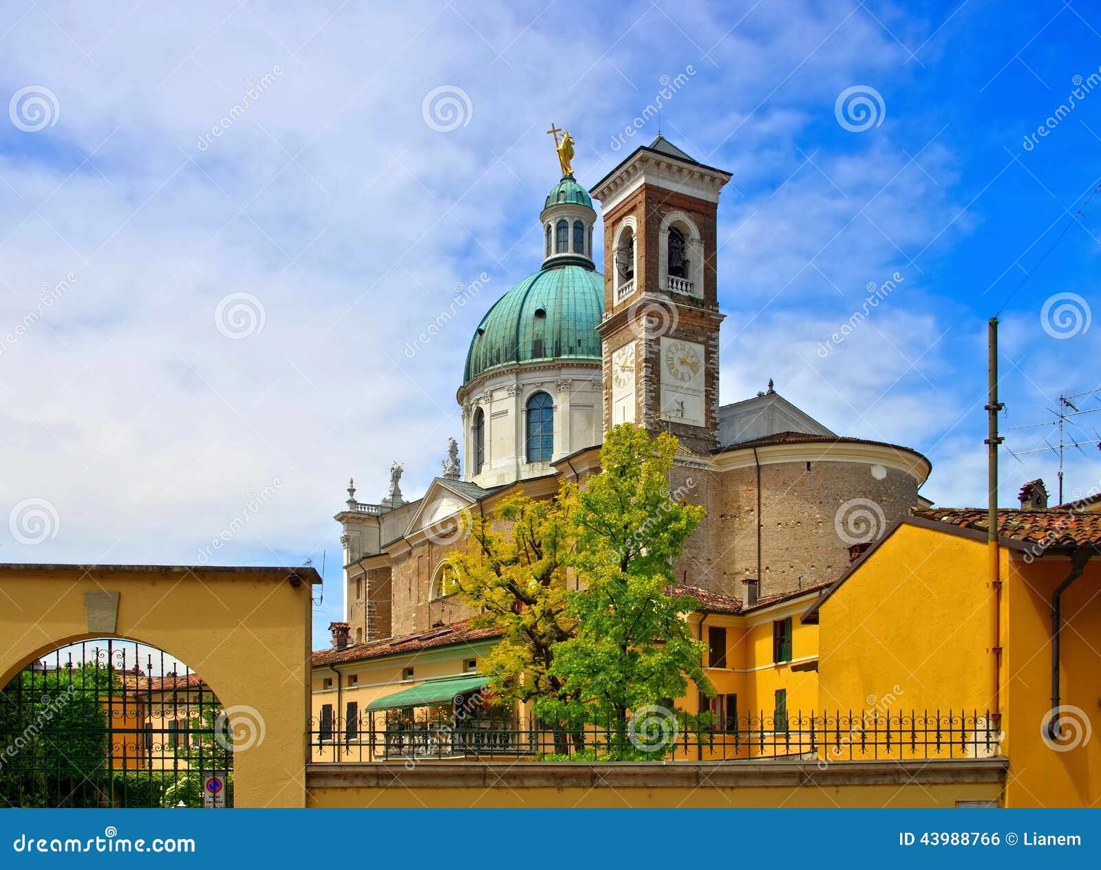 Catedral de Montichiari foto de archivo. Imagen de edificio - 43988766