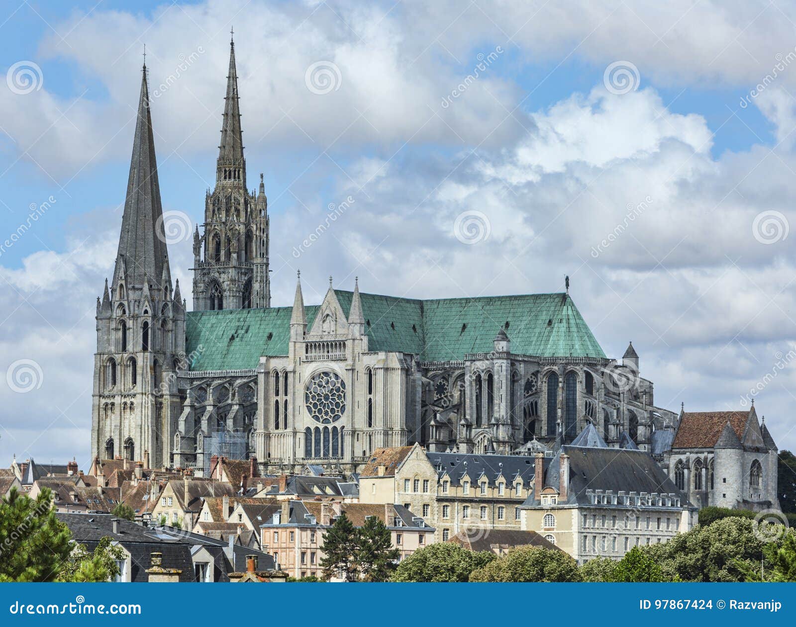 Catedral De Nuestra Señora De Chartres Foto de archivo - Imagen de casas, torre: 97867424