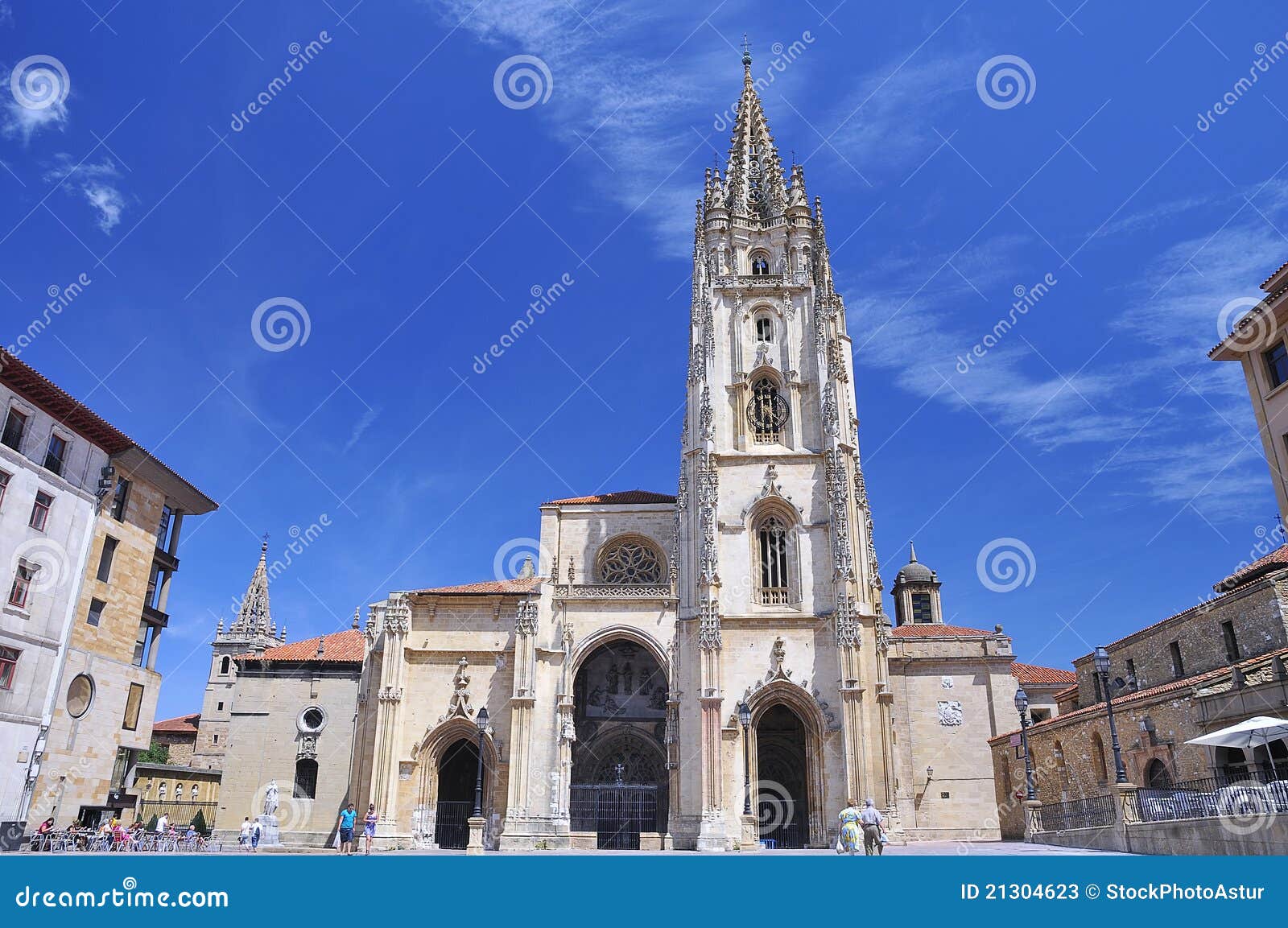 Catedral de Oviedo. imagen de archivo. Imagen de monumentos - 21304623