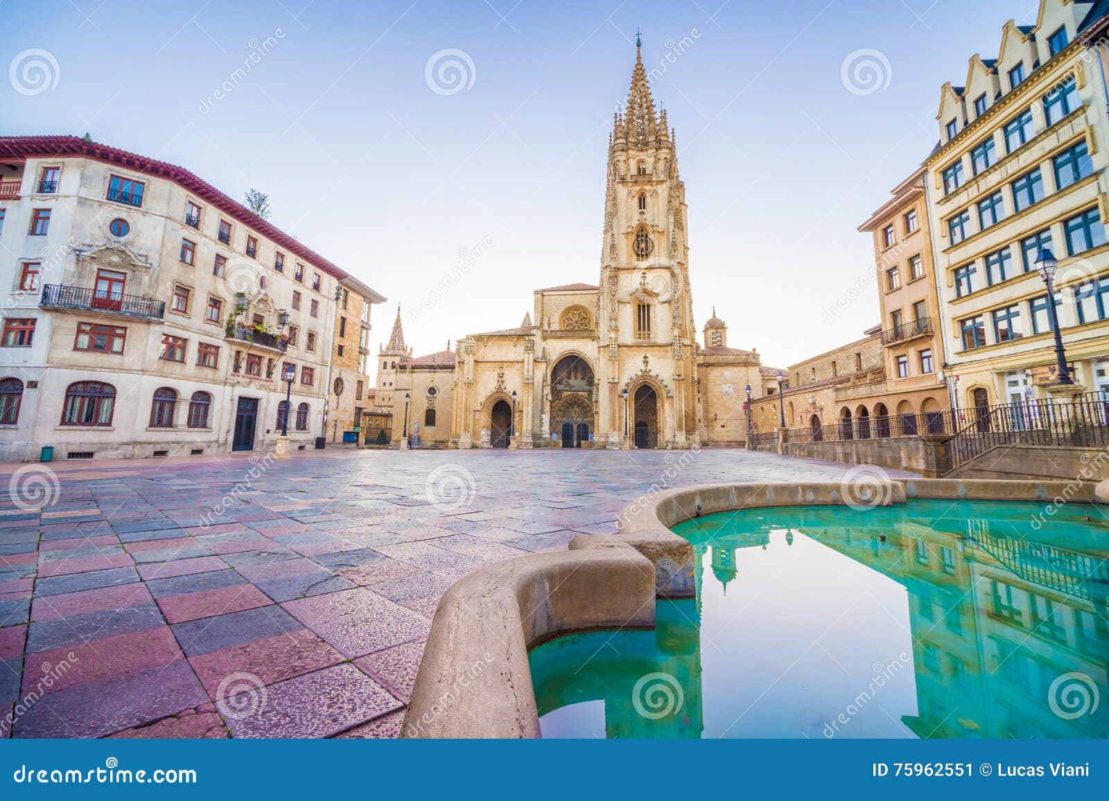A catedral de Oviedo imagem de stock. Imagem de cidade - 75962551