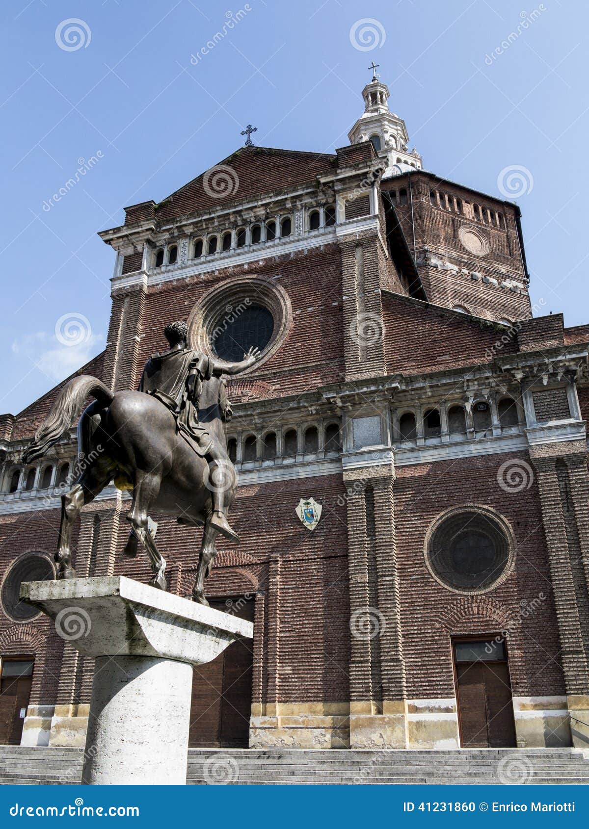 Catedral de Pavía, Italia foto de archivo. Imagen de arco - 41231860