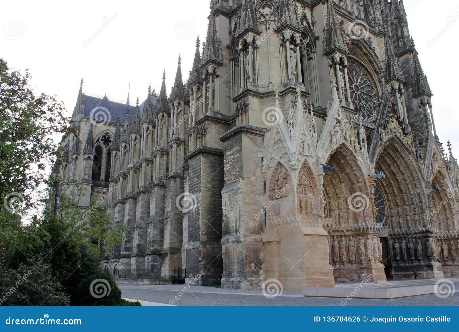 Catedral de Reims, Francia foto de archivo. Imagen de alto - 136704626