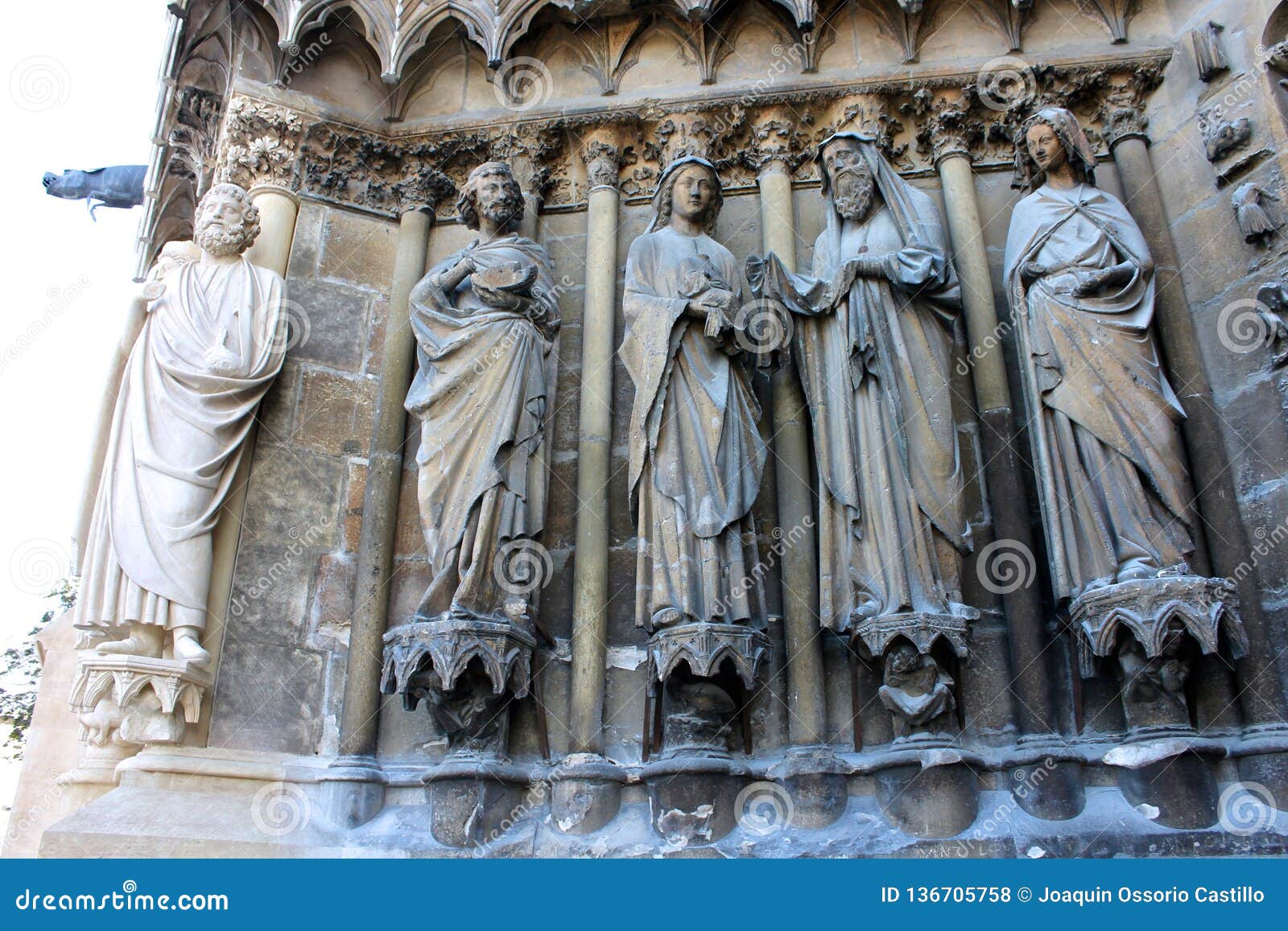 Catedral de Reims, Francia foto de archivo. Imagen de turista - 136705758