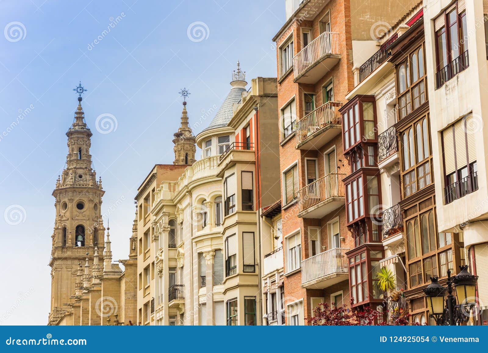 Catedral Y Casas En El Centro De Logrono Foto de archivo - Imagen de ...