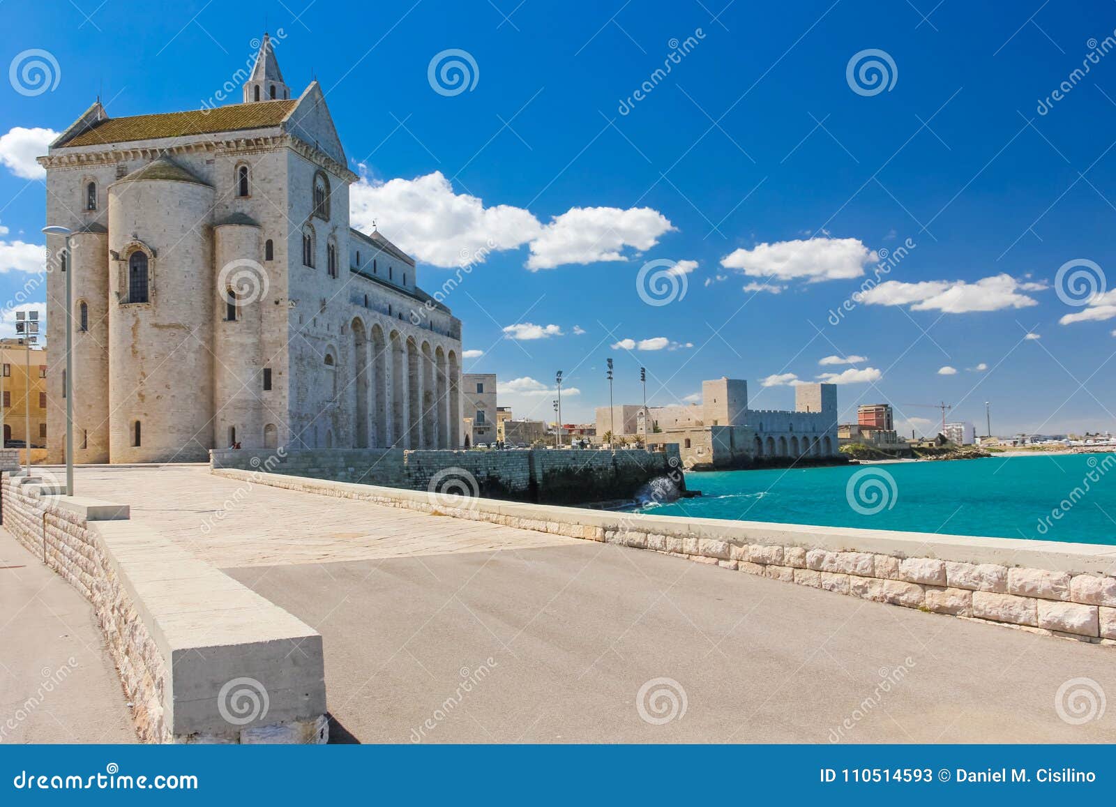 Catedral Y Castillo Trani Apulia Italia Imagen de archivo - Imagen de ...