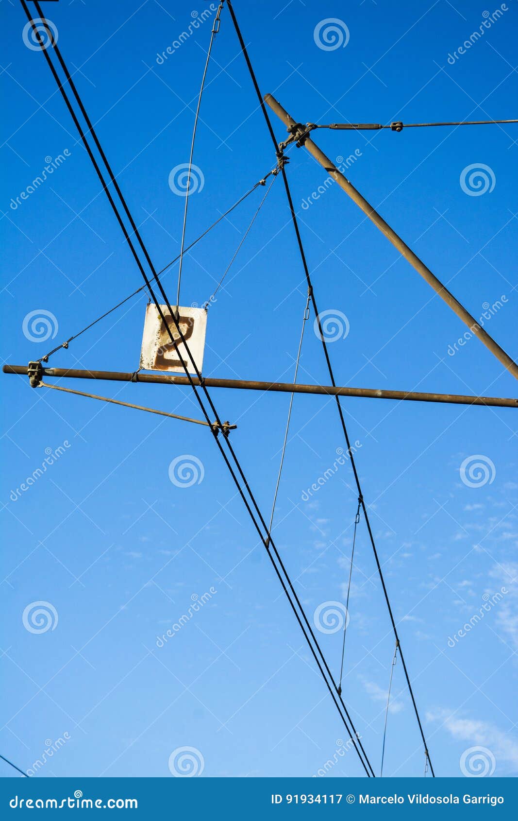 Catenaria ferroviario immagine stock. Immagine di piste - 91934117