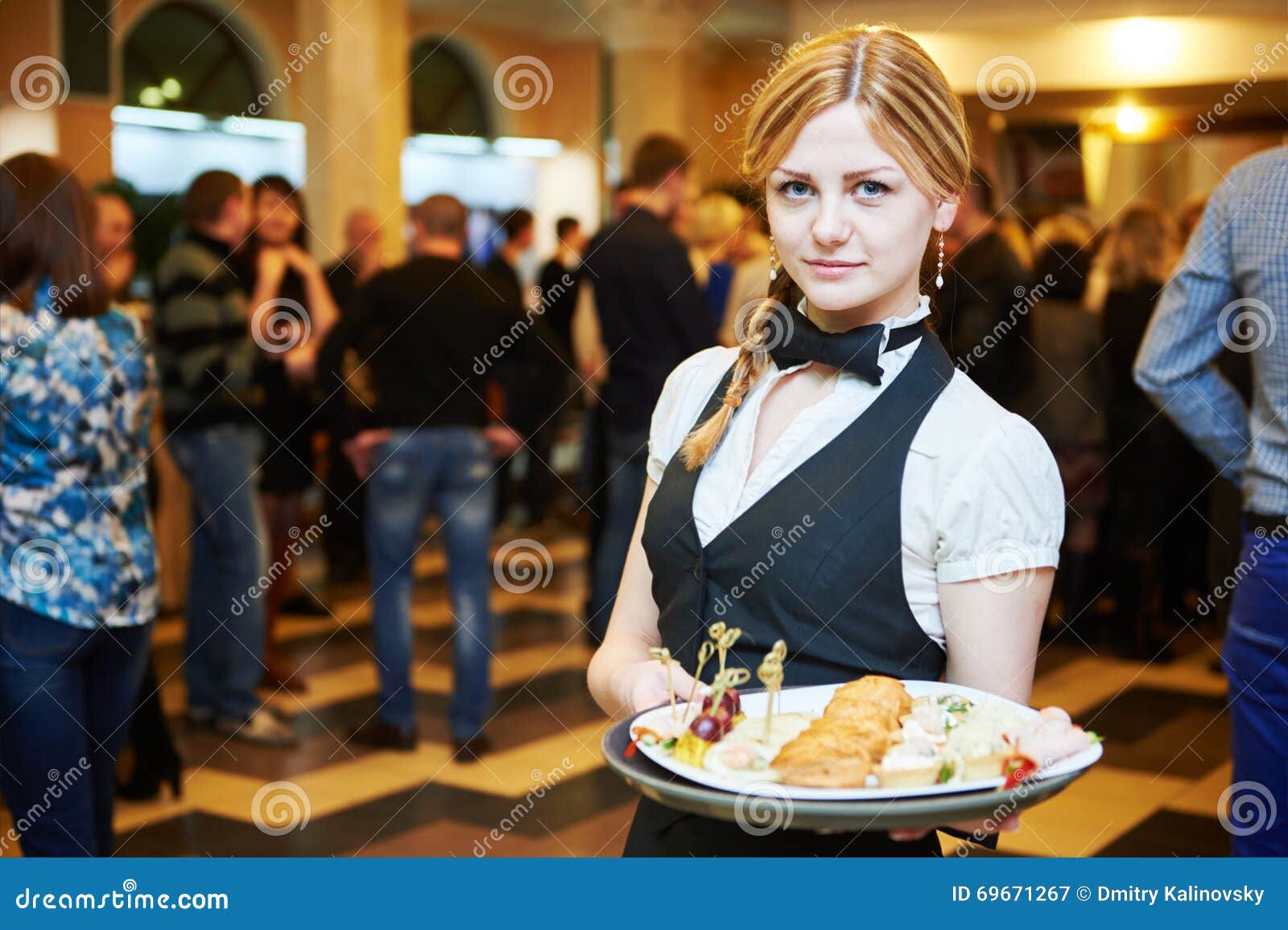 Catering Kellnerin Im Dienst Stockbild - Bild von aperitif, hotel: 69671267