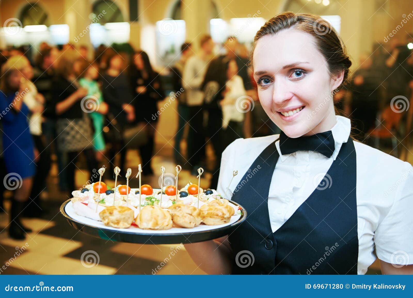 Catering Kellnerin Im Dienst Stockfoto - Bild von ...
