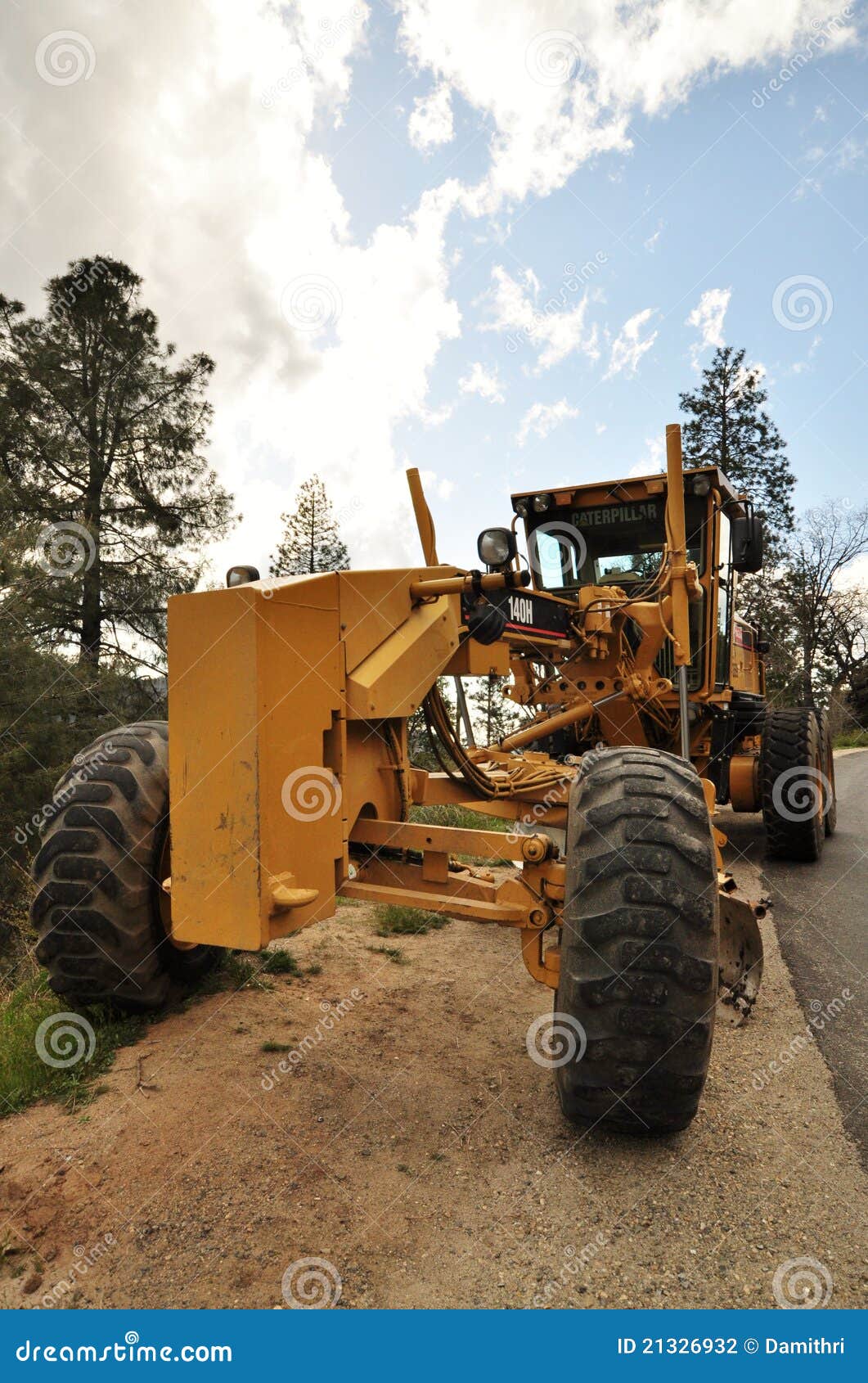 Caterpillar Tractor editorial photography. Image of tractor - 21326932