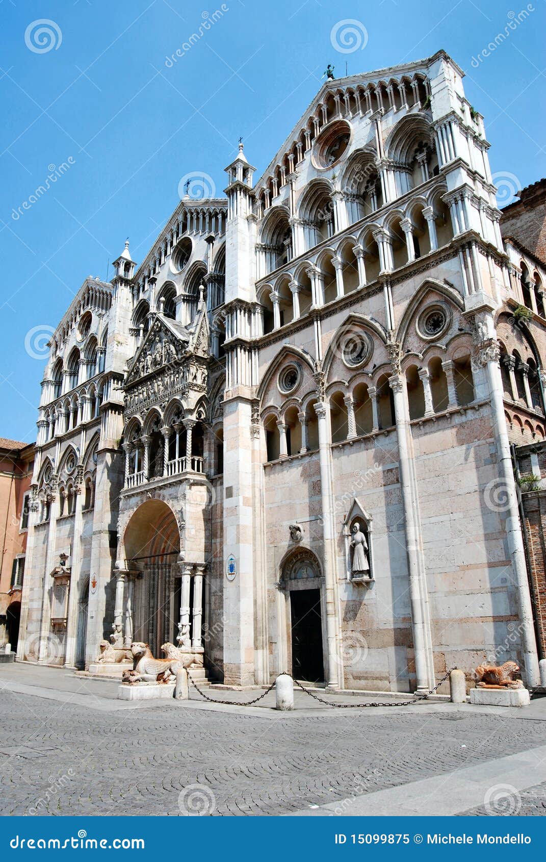 Cathédrale de Ferrare image stock. Image du sujet, italien - 15099875