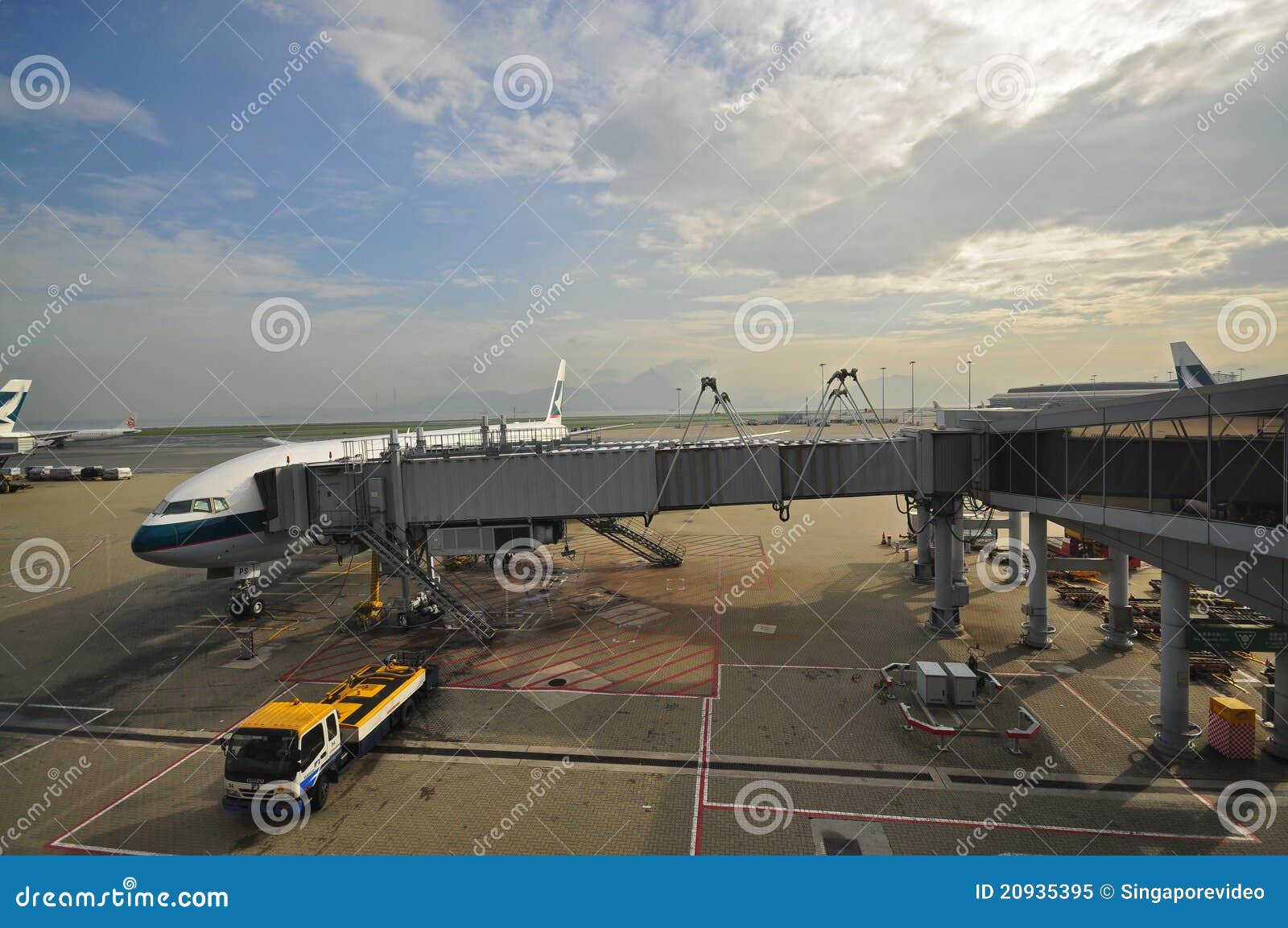 Cathay Pacific Plane Loading/unloading Editorial Image - Image of ...