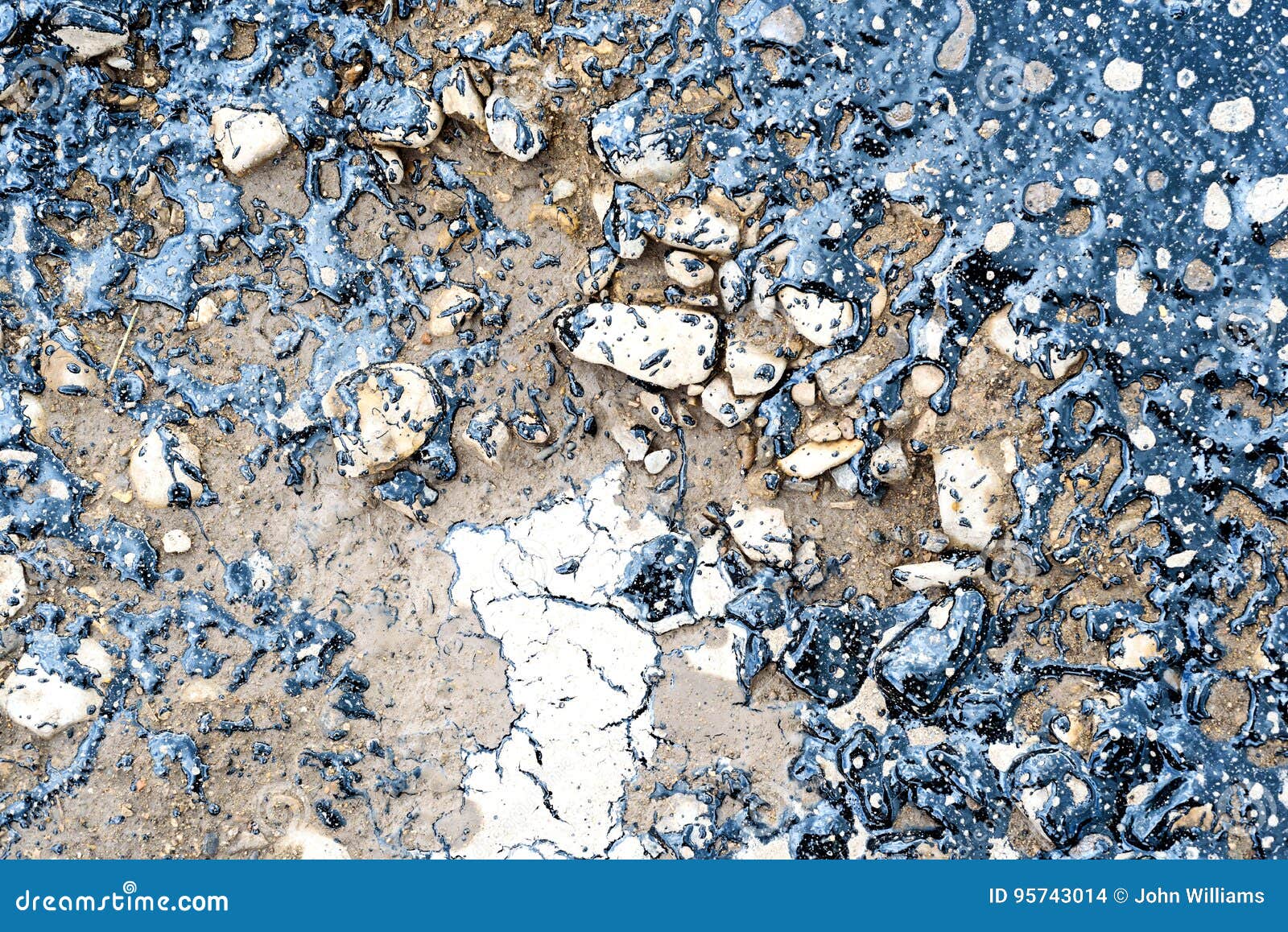 Catrame Nero E Strada Rotta Per La Riparazione Fotografia Stock ...