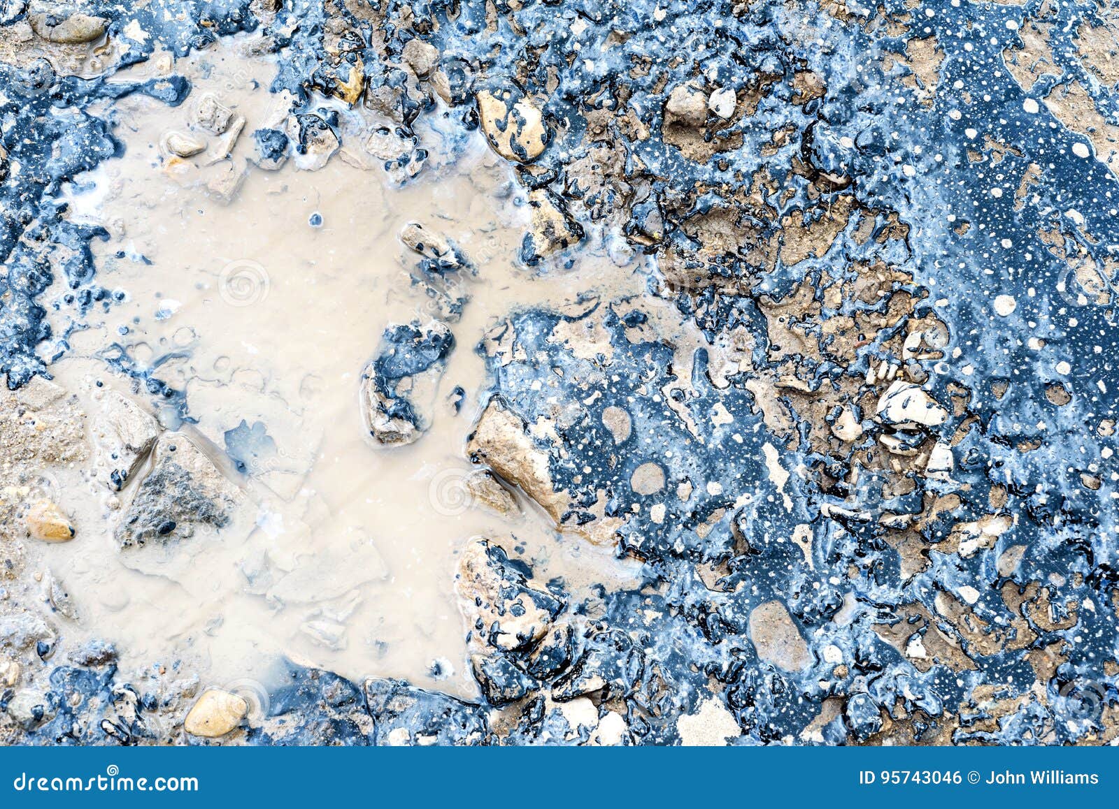 Catrame Nero E Strada Rotta Per La Riparazione Fotografia Stock ...