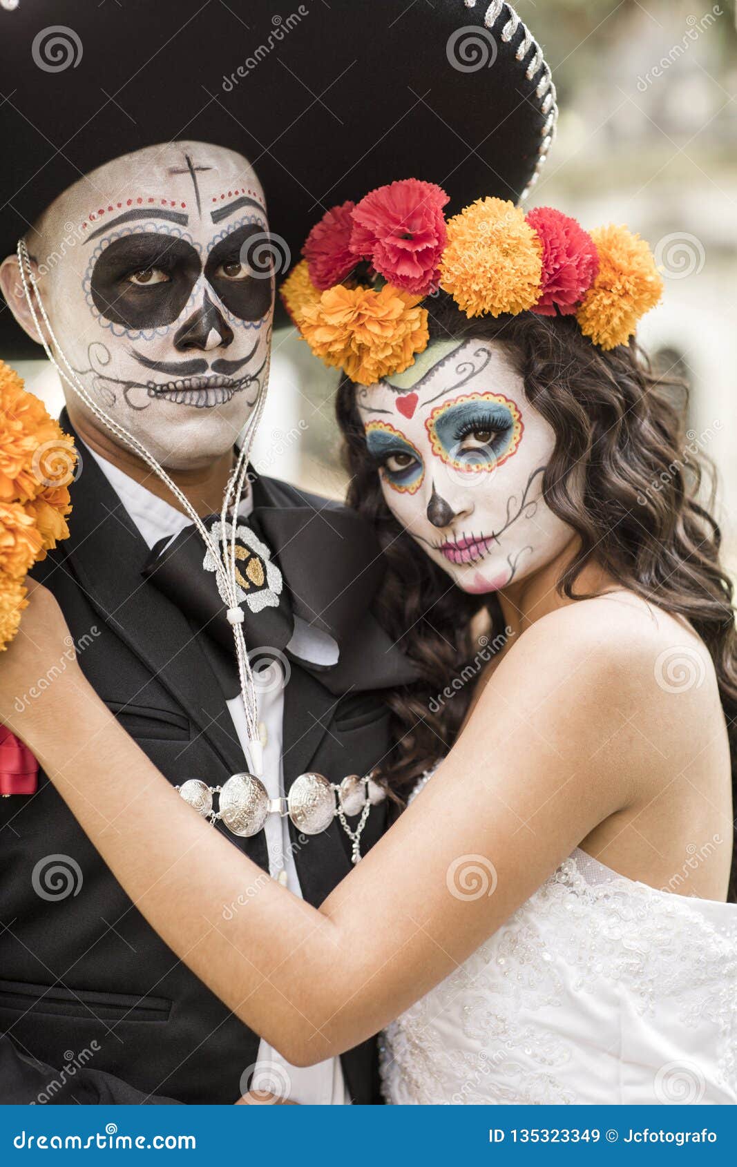 Catrin Y Catrina En Cementerio Imagen de archivo - Imagen de ojos ...